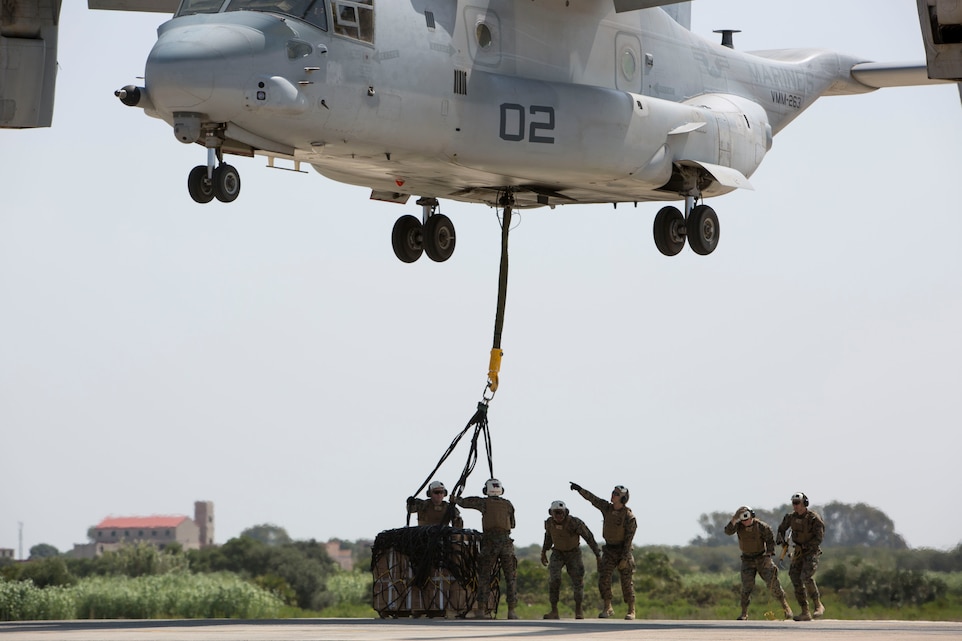 Crisis Response Marines test heavy lifting capabilities with Helicopter ...