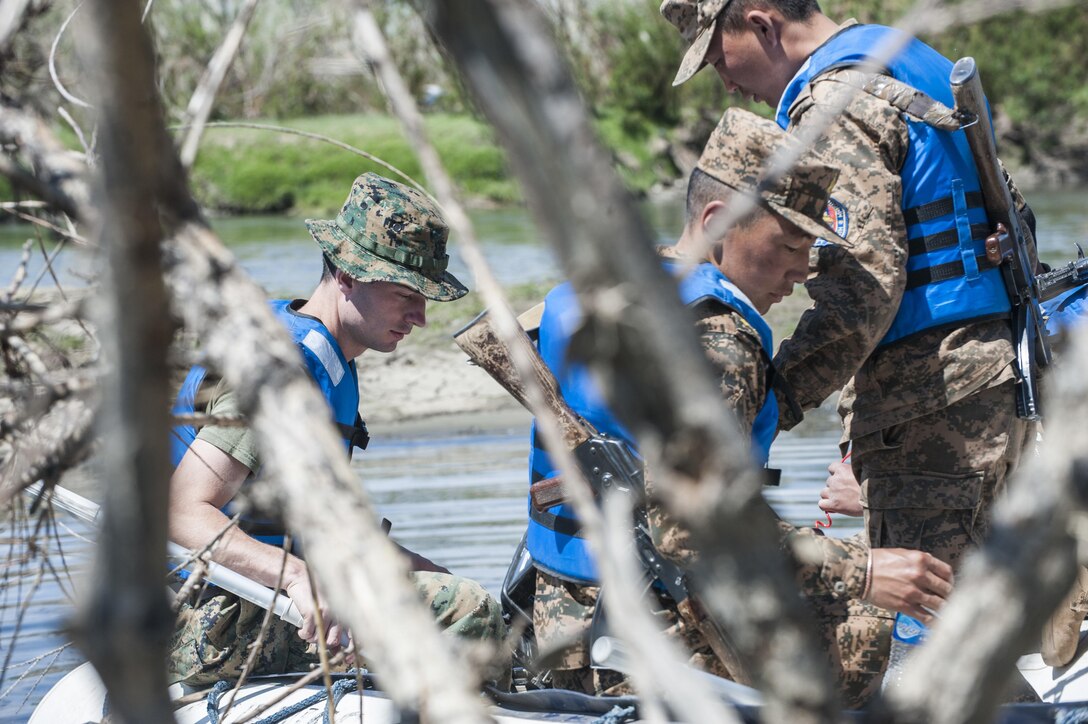U.S. Marines, Mongolian soldiers conduct small boat riverine training ...