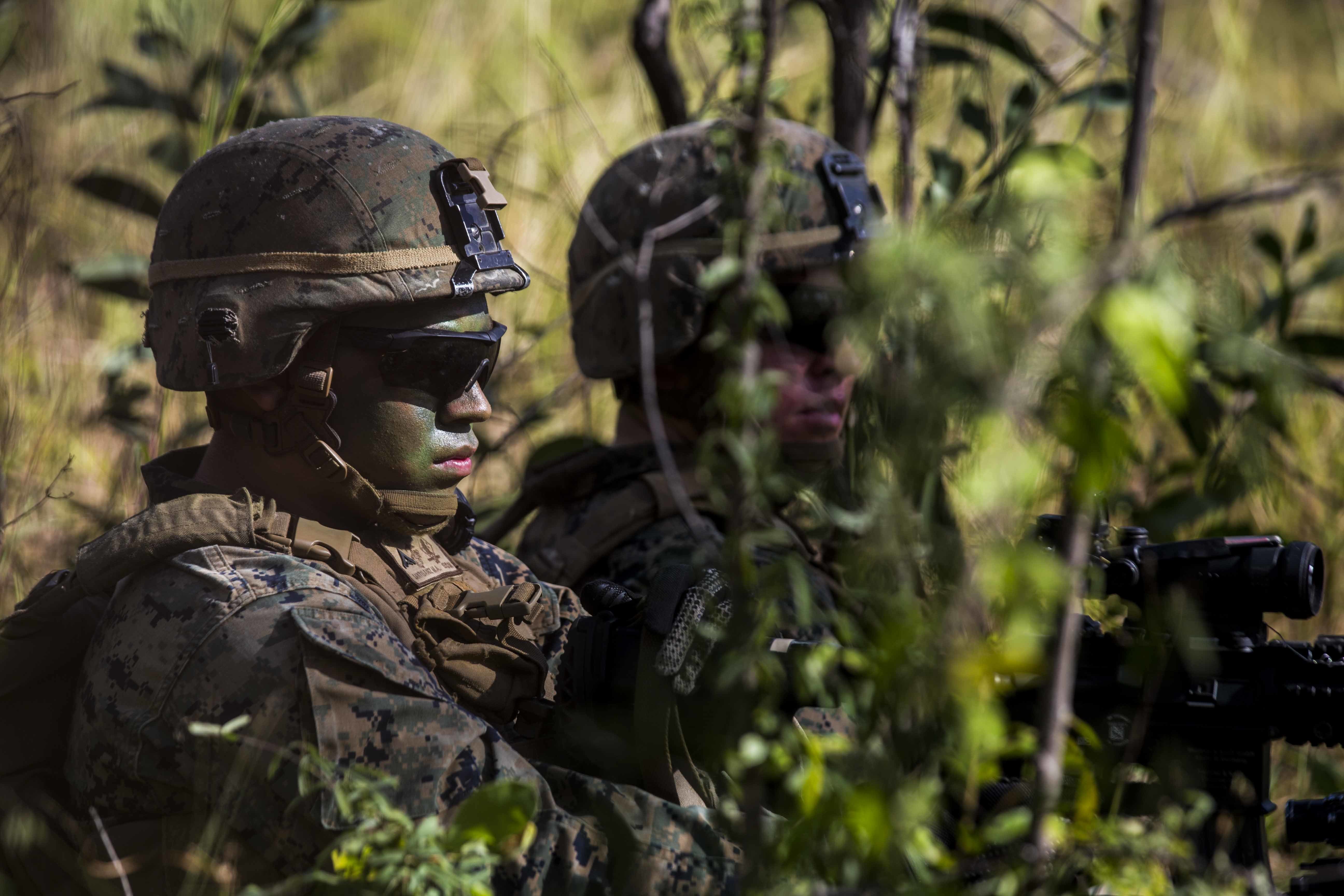 U.S. Marines and Australian Army prepare defensive position