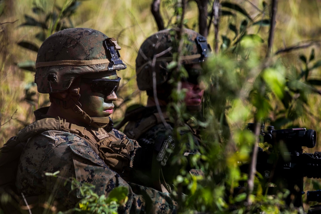 U.S. Marines and Australian Army prepare defensive position