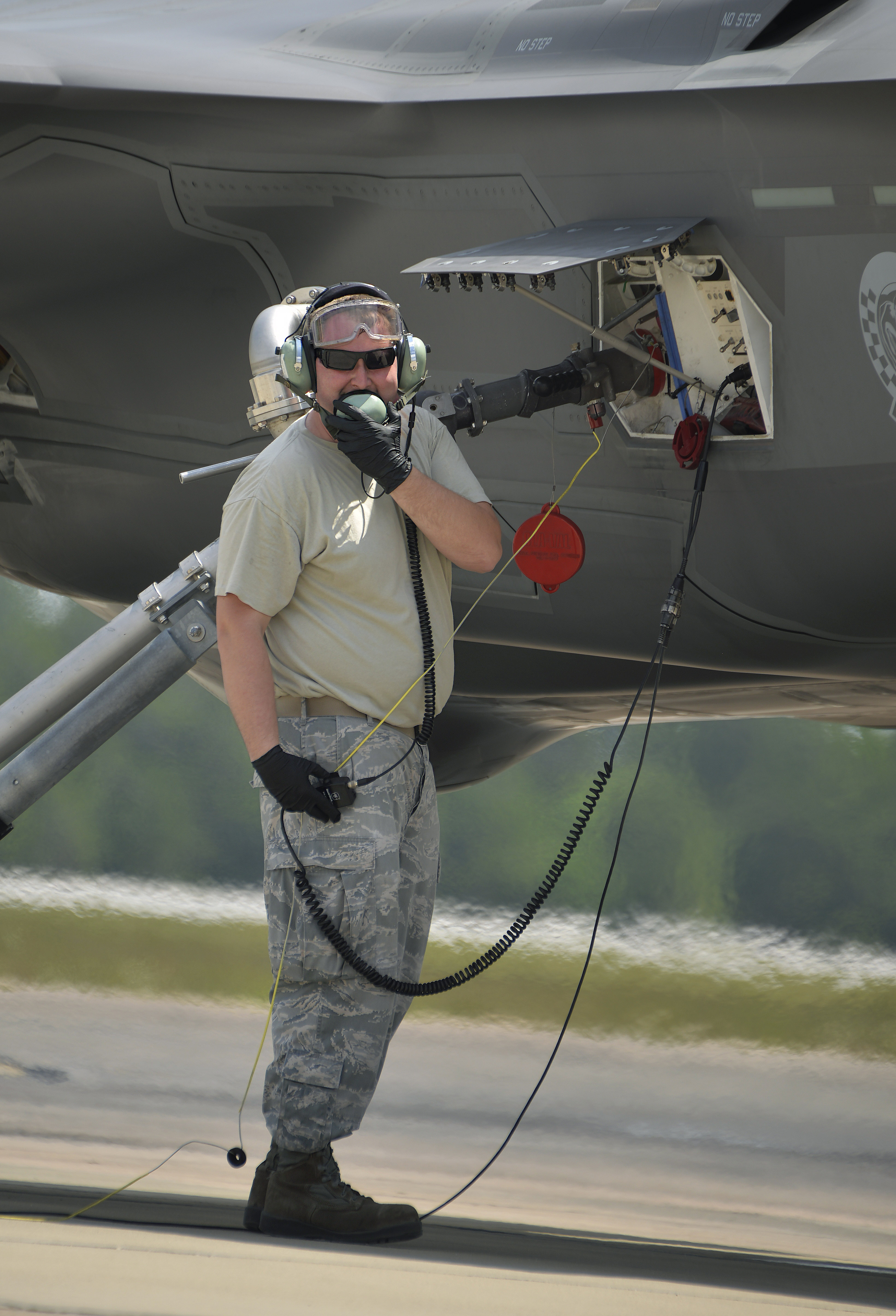 33rd AMXS Airman performs hot pit refuel on F-35A > Air Education and ...