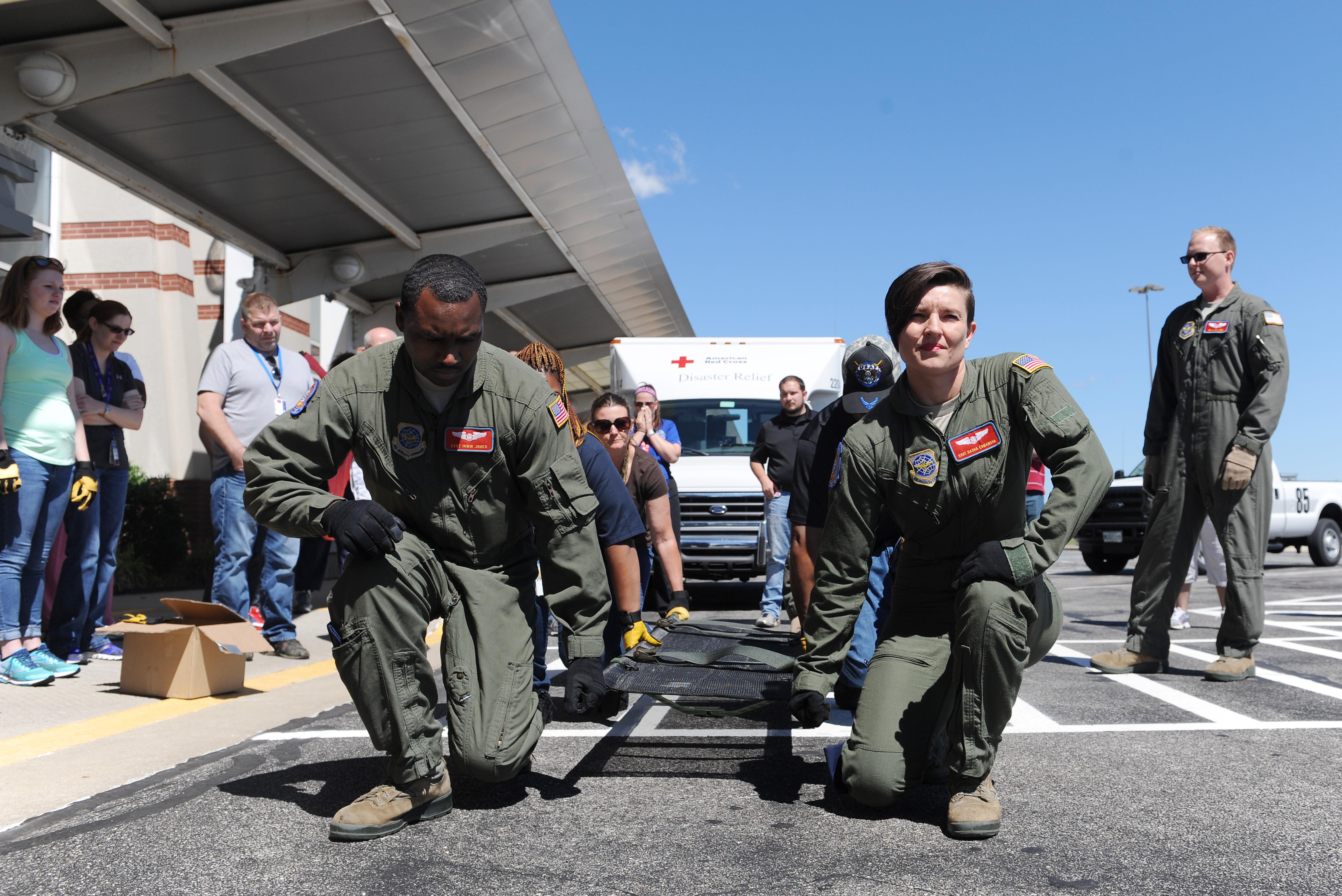 375th Aeromedical Evacuation Squadron trains Department of Veteran ...