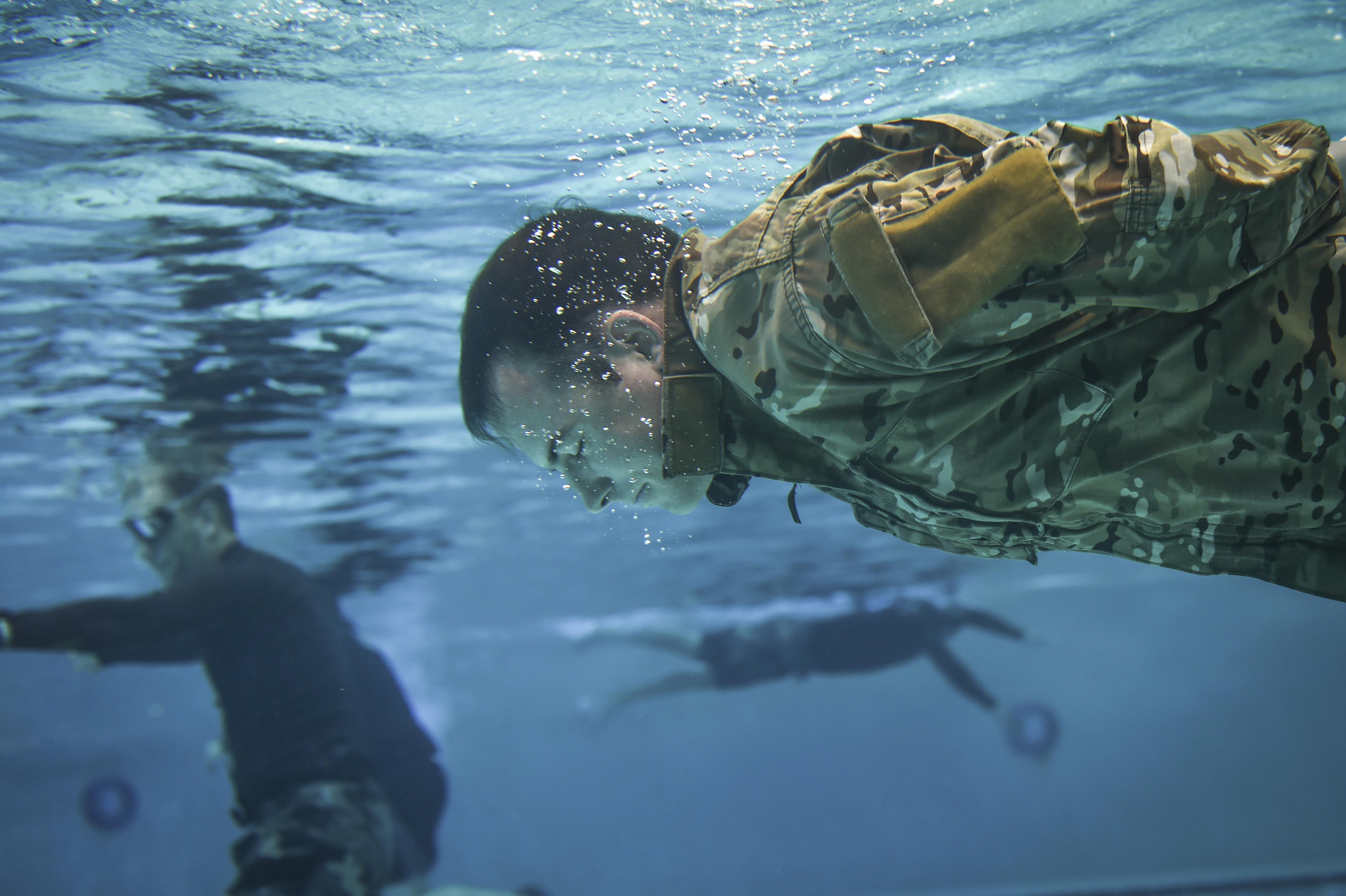 Special Tactics Airmen learn to breathe underwater > Air Force Special ...