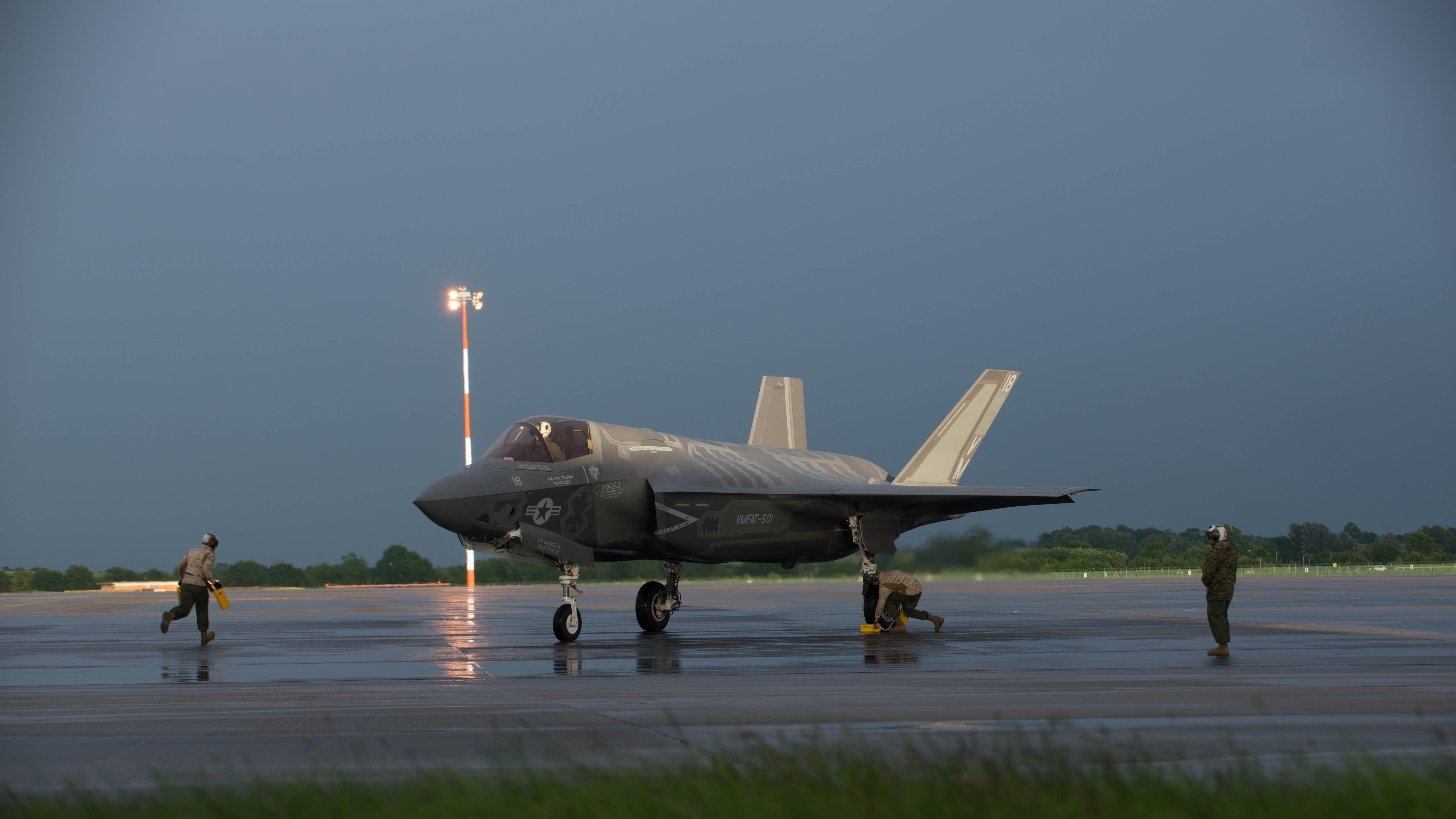 Marine-RAF team bring lightning to United Kingdom