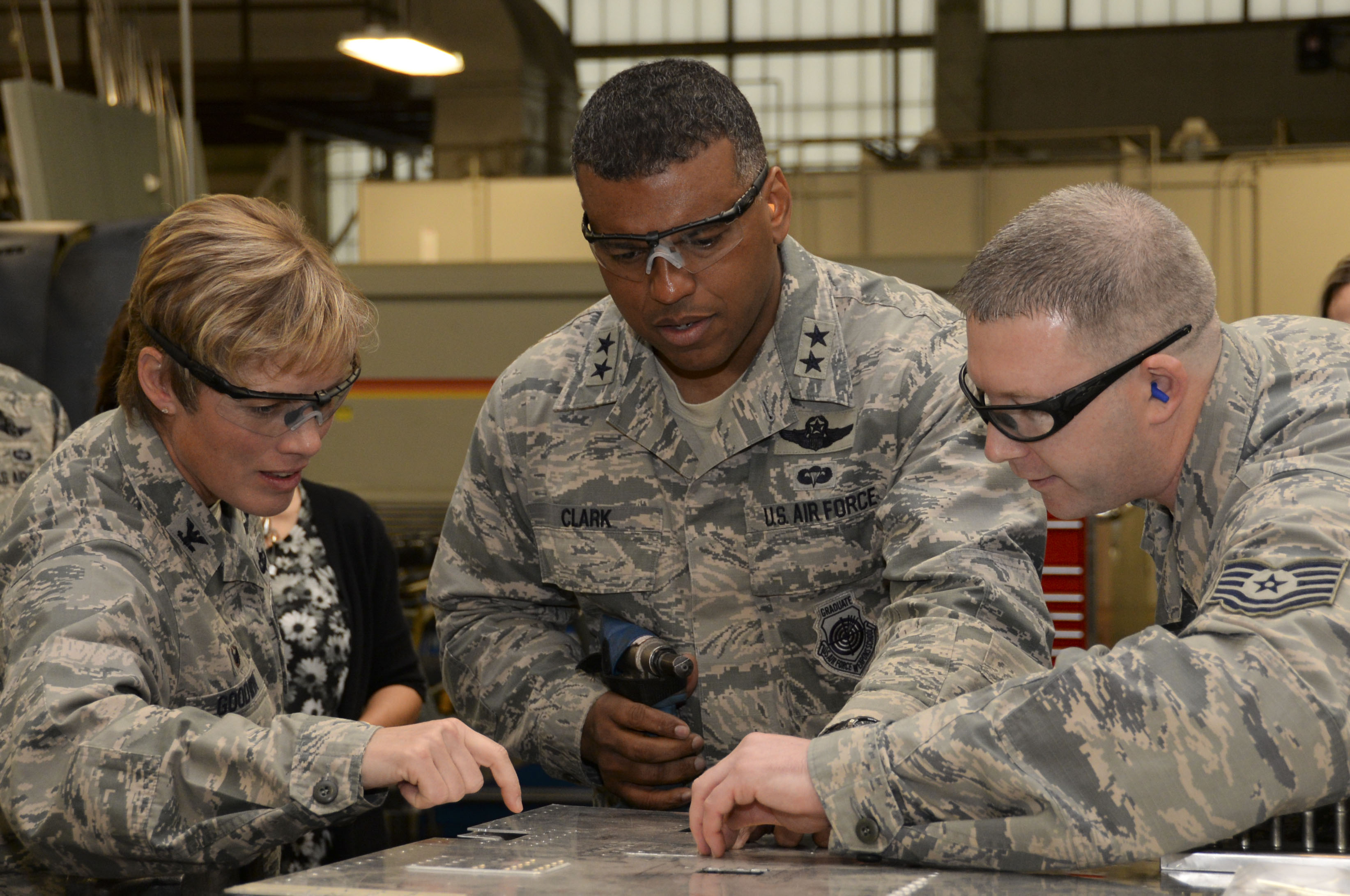 8th AF commander tours 2nd Bomb Wing