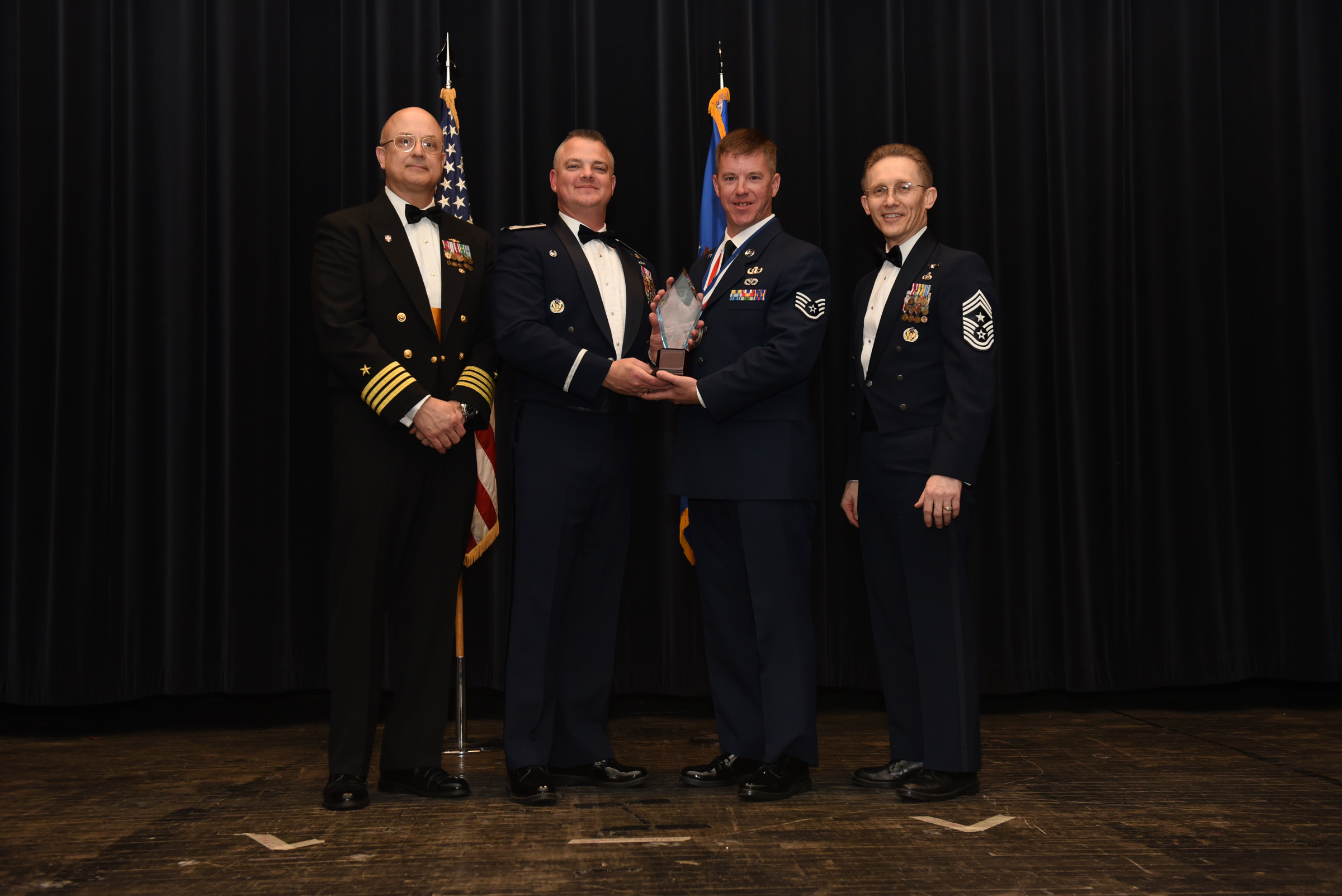 512th Airlift Wing hosts 2016 Annual Awards Banquet