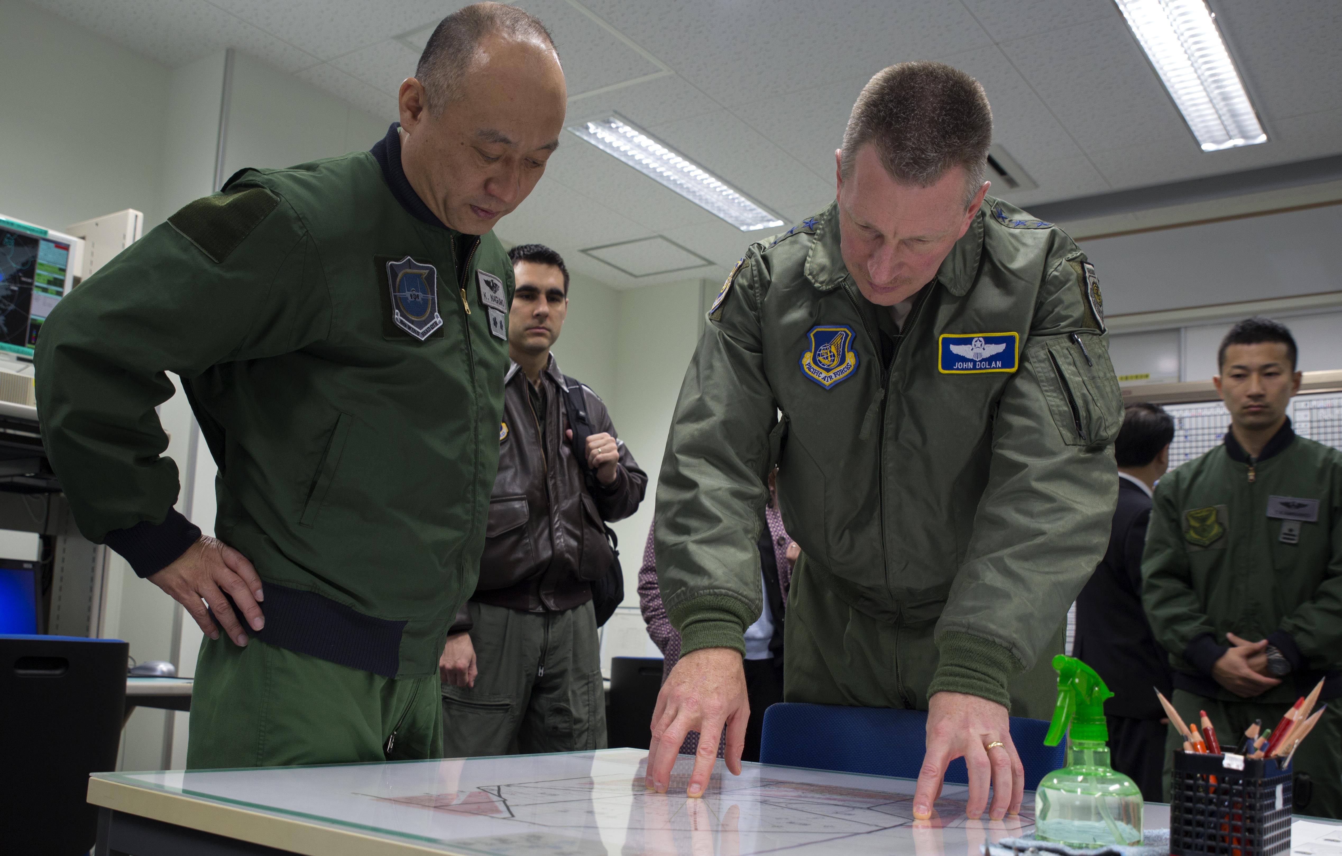 USFJ commander visits Komatsu Air Base