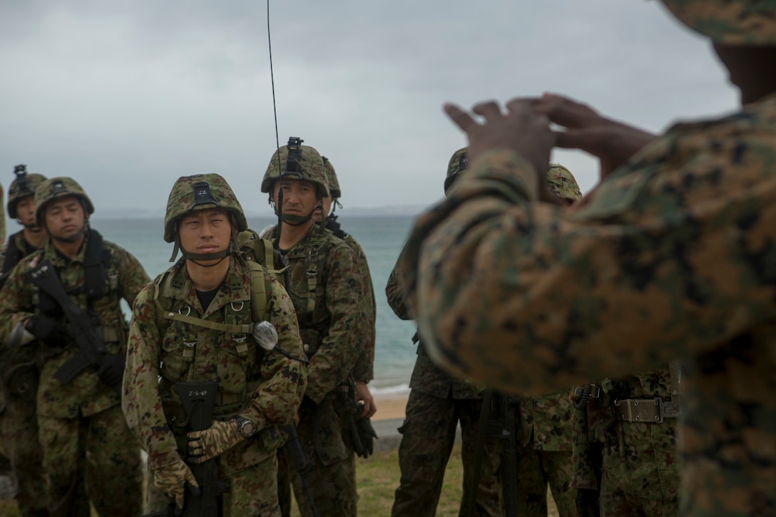 JGSDF members observe 3rd Recon training