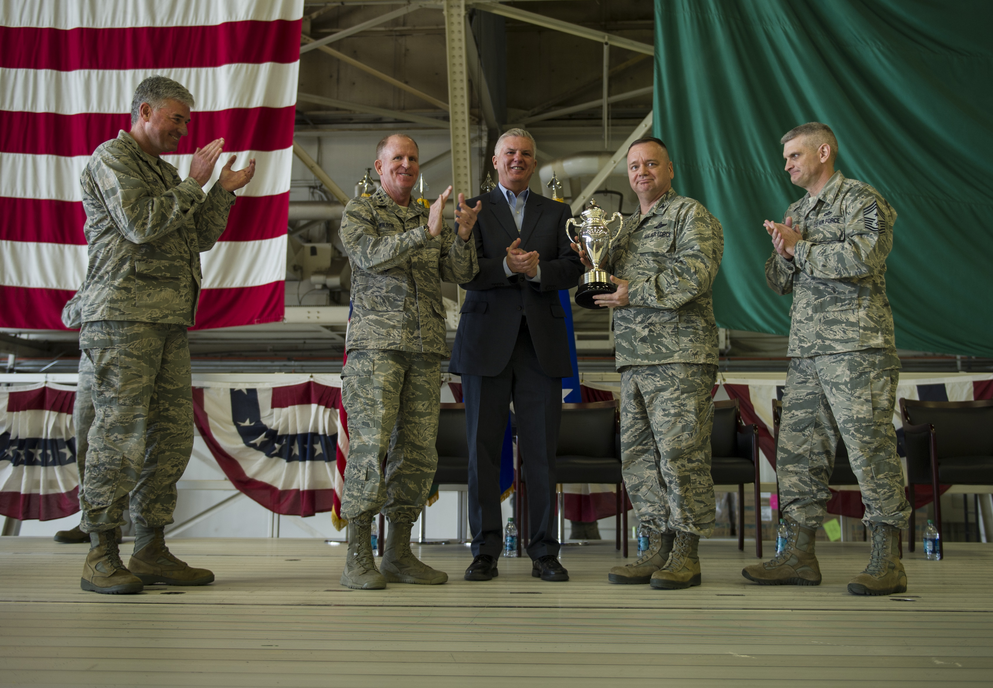USSTRATCOM, 18th AF commanders present Fairchild Omaha Trophy > Air ...