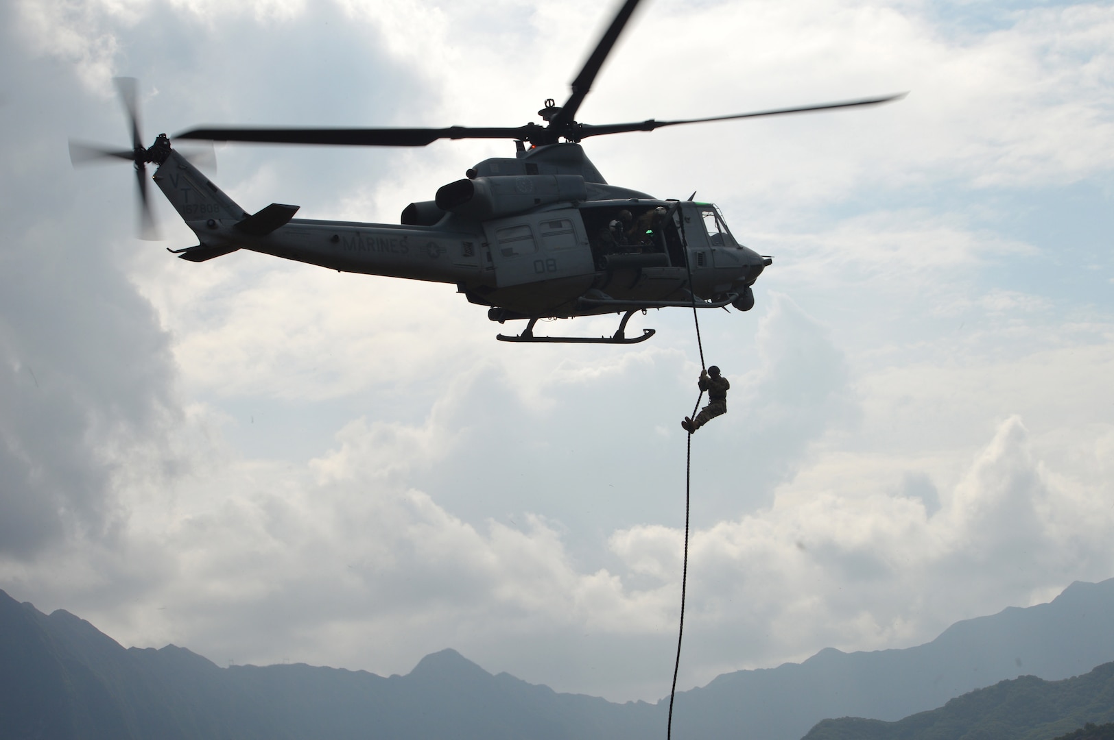 25th Infantry Division 'Raiders' Conduct Helo Training with Air Force ...
