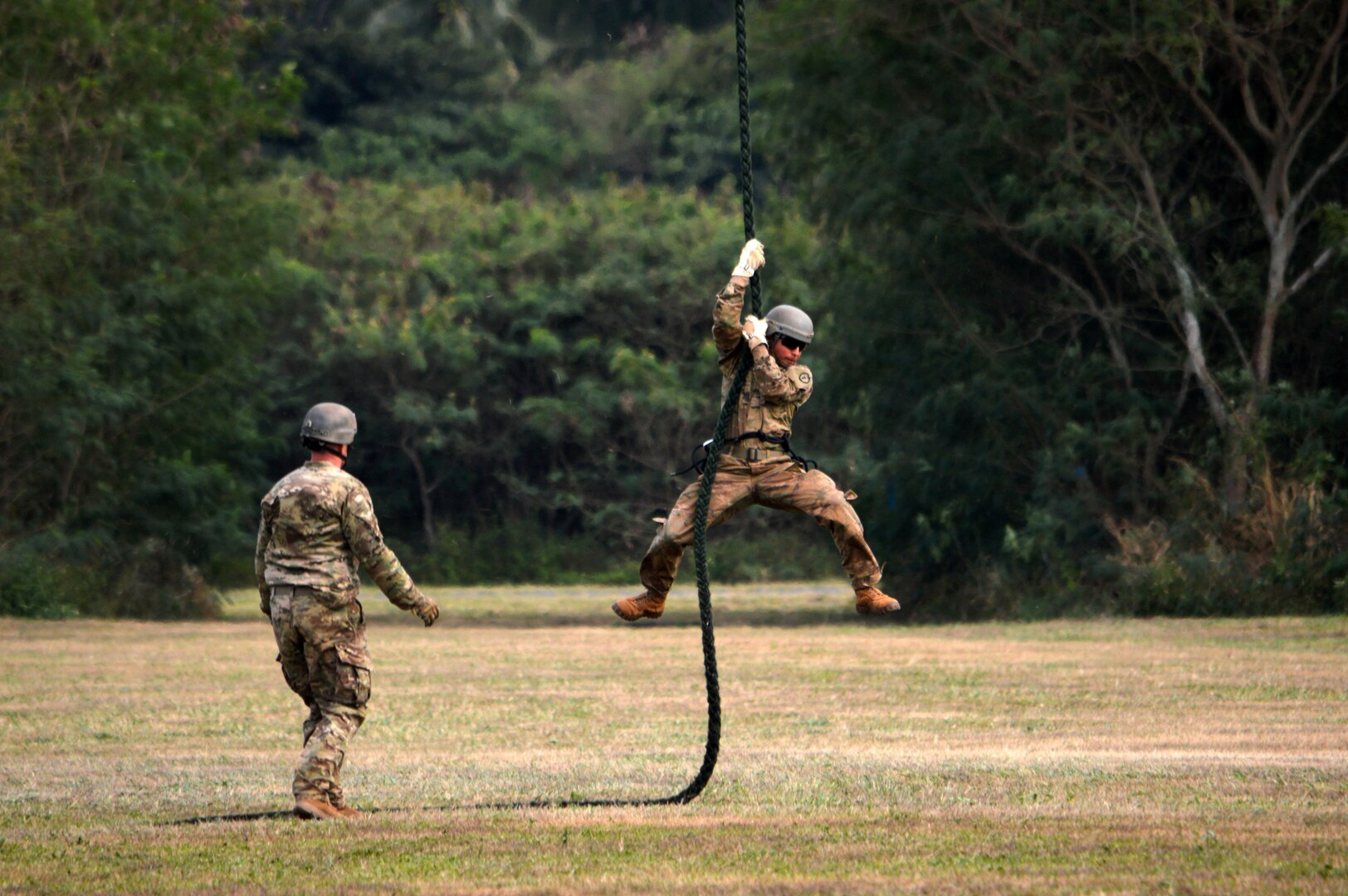 25th Infantry Division 'Raiders' Conduct Helo Training with Air Force ...