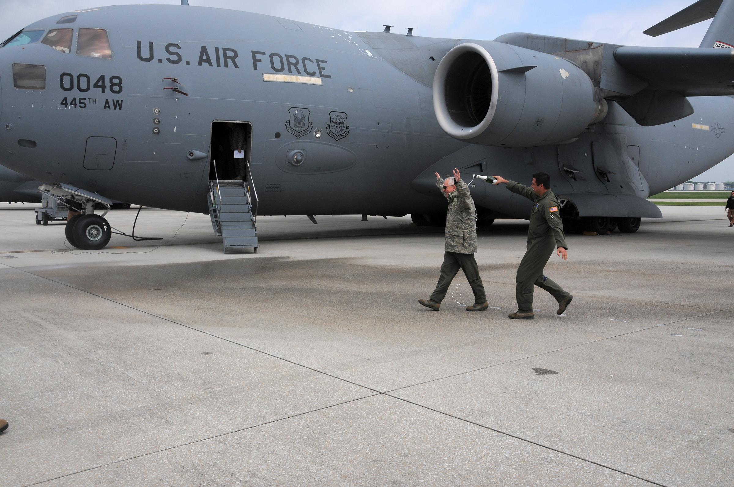 445th Airlift Wing Airmen honor commander following fini flight > 445th Airlift Wing > Article ...