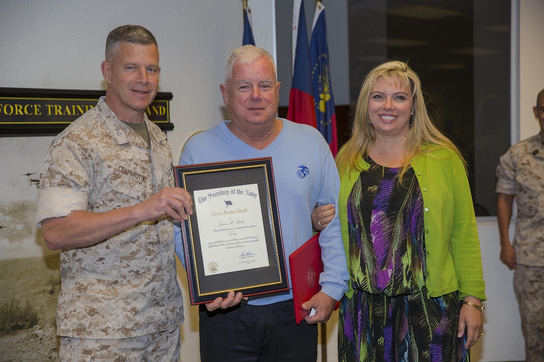 ACS G-5 achieves 40-year Career Service Award