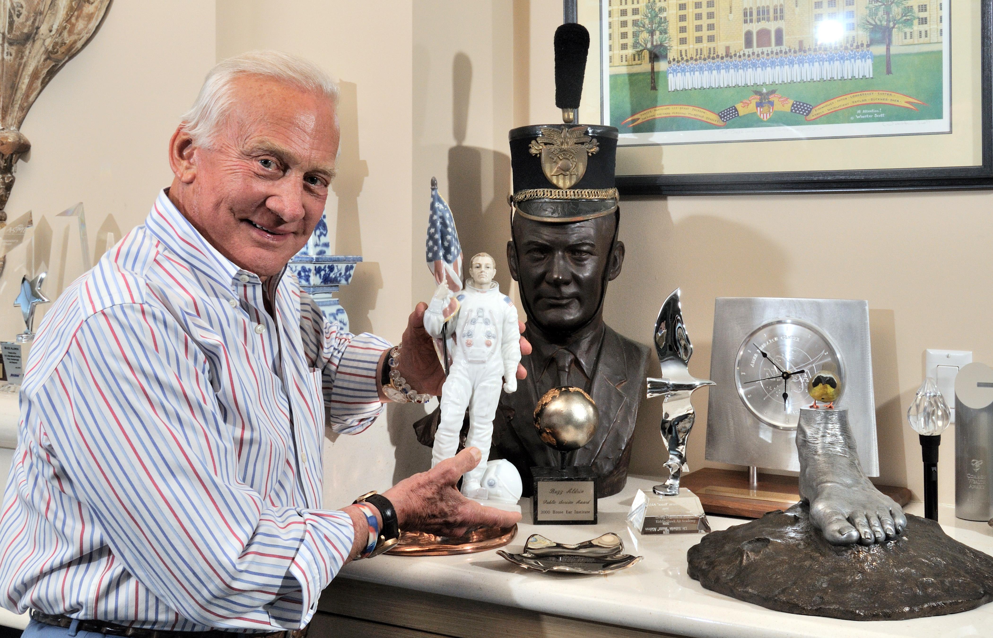 Buzz Aldrin > Veterans in Blue > Display