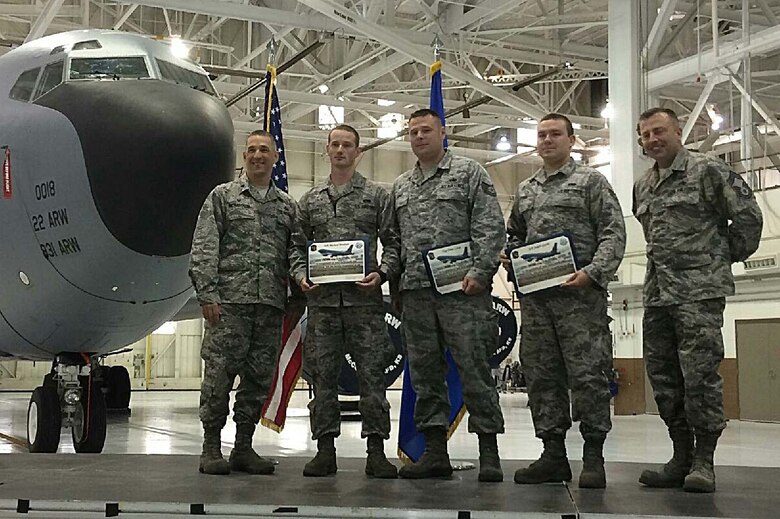 Dedicated crew chiefs maintain KC-135s > Air Mobility Command > Article ...