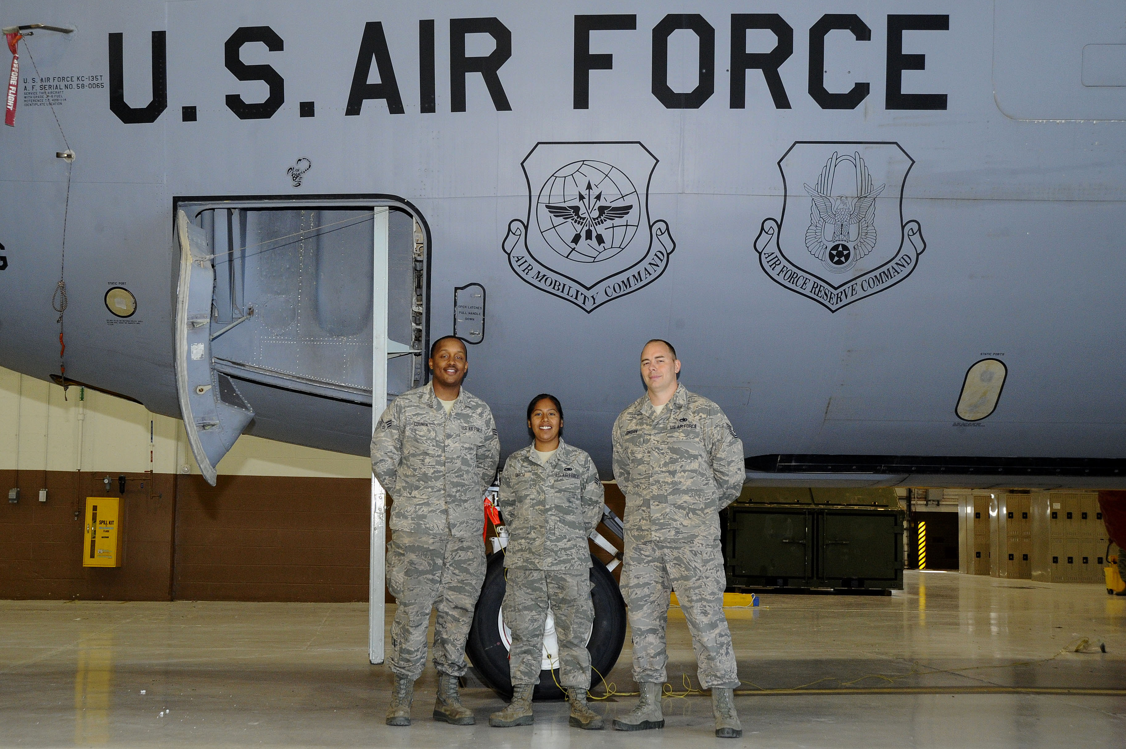 Dedicated crew chiefs maintain KC-135s > Air Mobility Command > Article ...