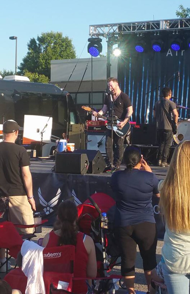 ‘American Idol’ winner David Cook's military salute tour includes ...