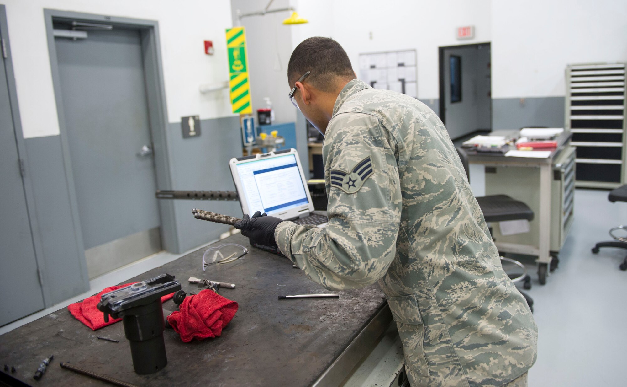 Weapons load crew Airmen perform inspections > Hurlburt Field > News