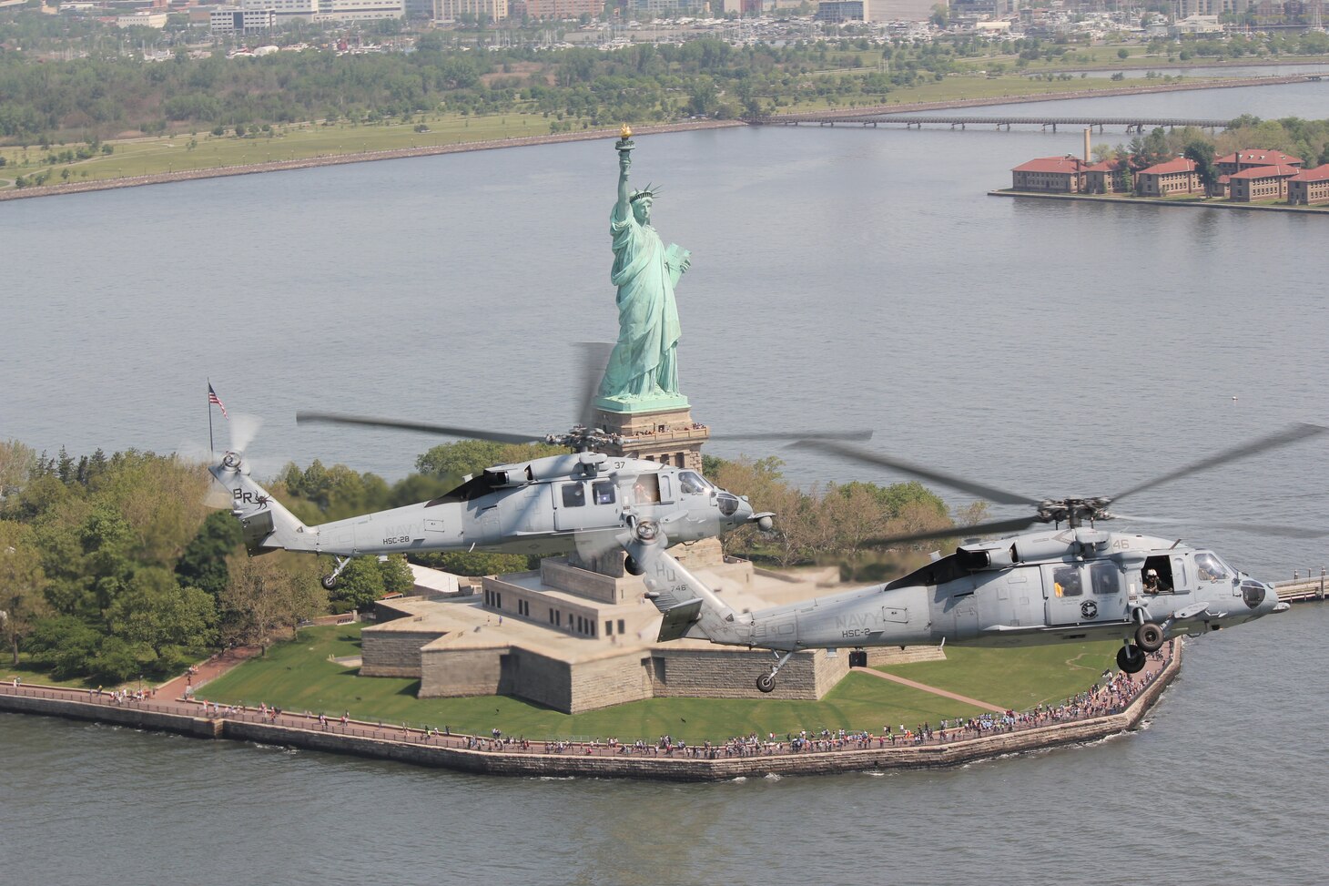 Navy Helicopter Down in James River, Crew Safe > United States Navy ...