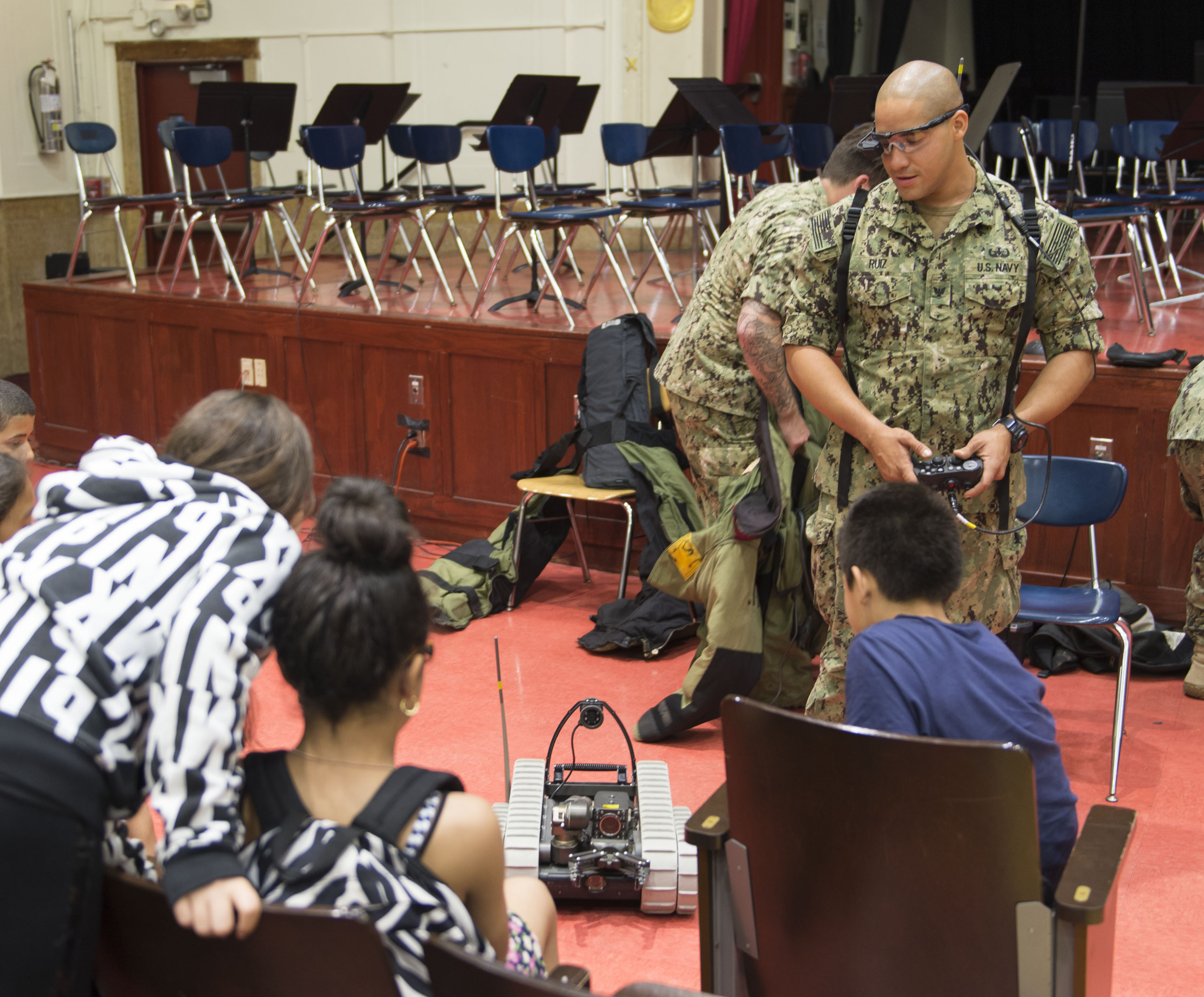 EOD Sailors Emphasize STEM during Fleet Week School Visit > United ...