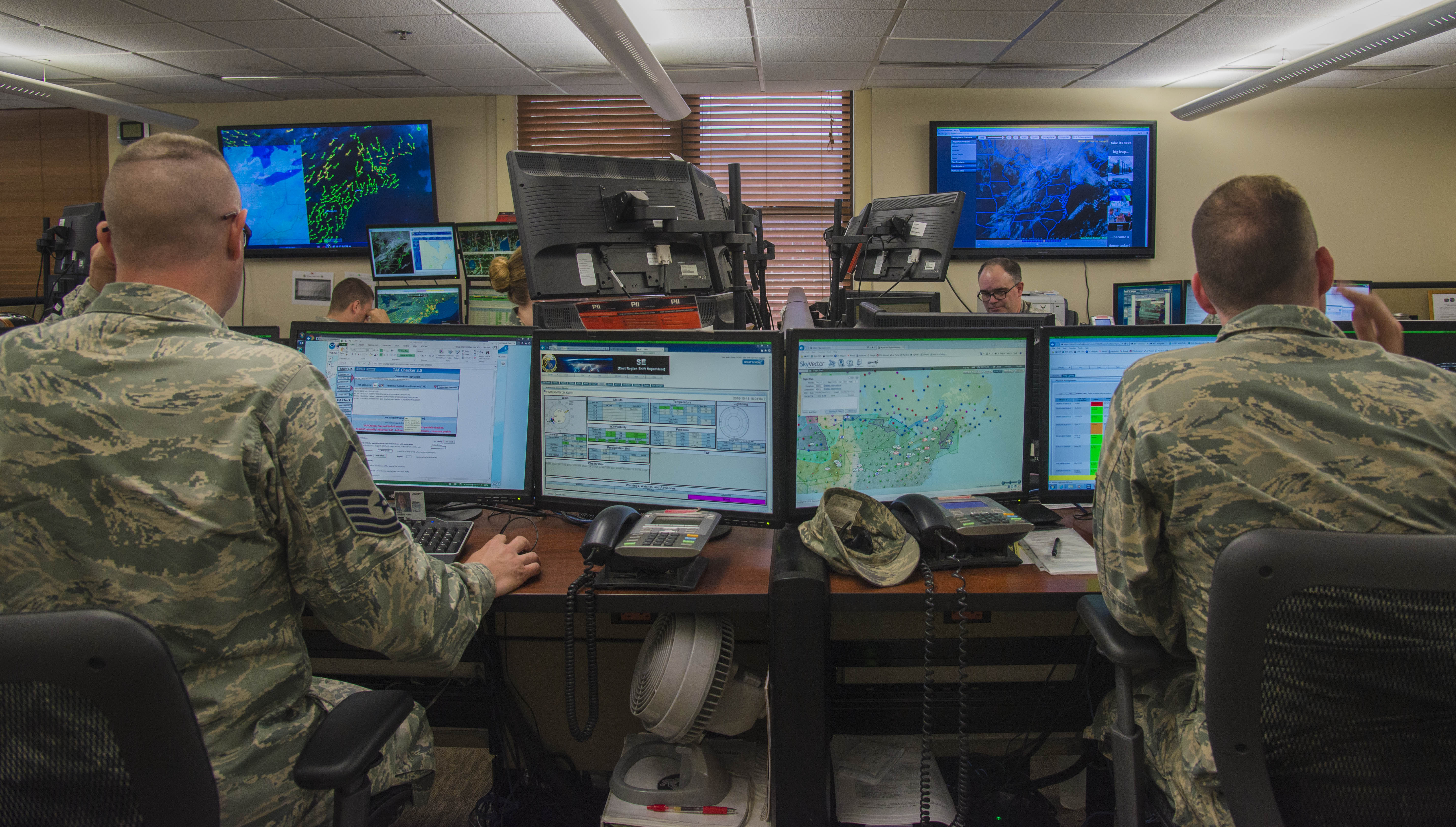 15th OWS advises aircrews during Hurricane Matthew > Scott Air Force ...