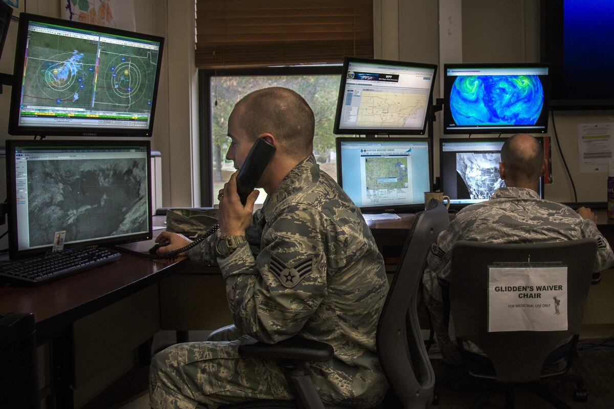 15th OWS advises aircrews during Hurricane Matthew > Scott Air Force ...