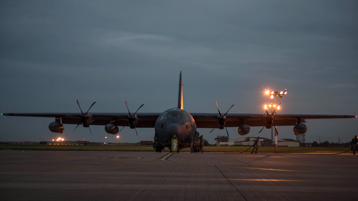 352 SOAMXS, 67 SOS work into the night > Air Force Special Operations ...