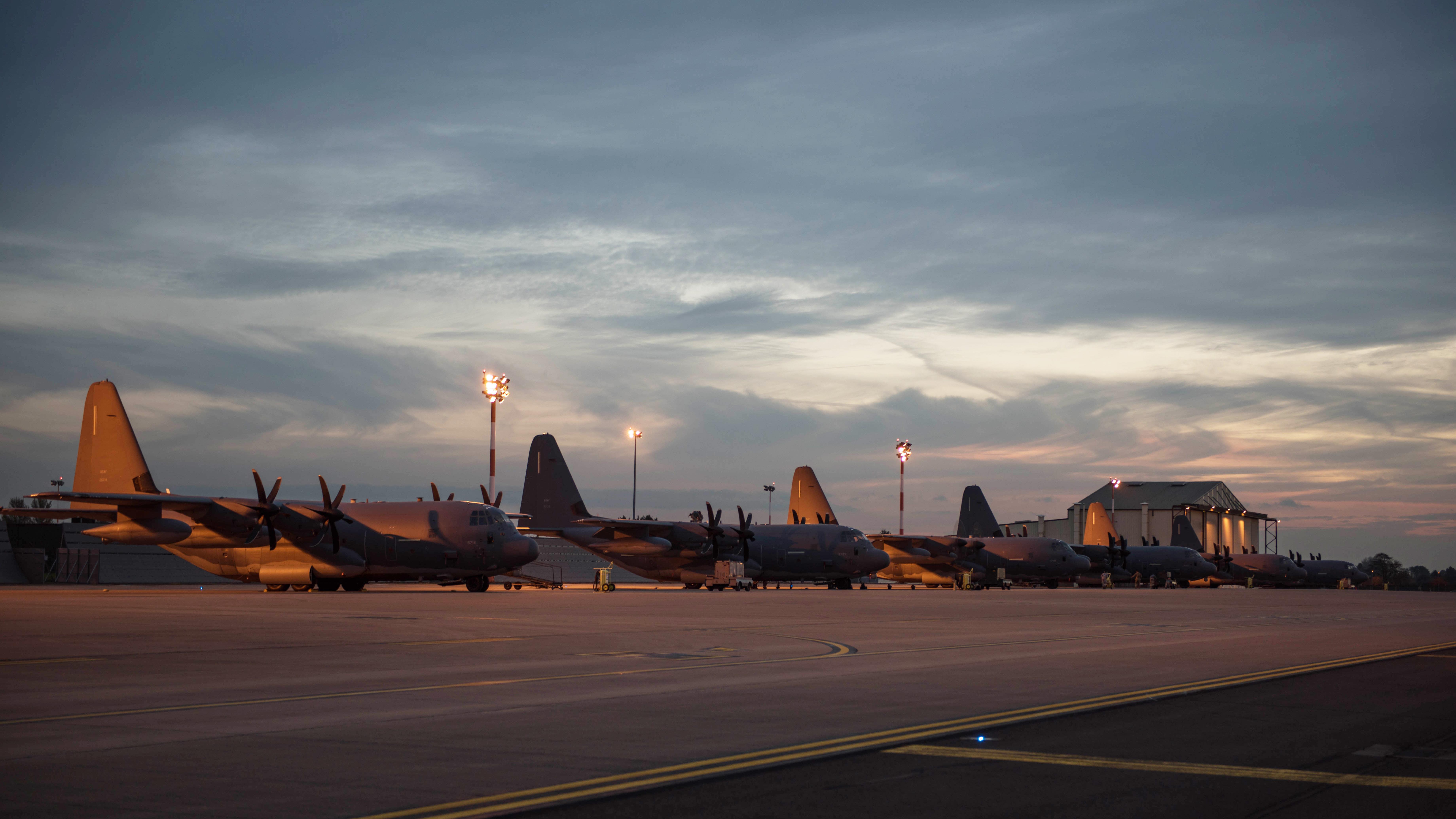 352 SOAMXS, 67 SOS work into the night > Air Force Special Operations ...
