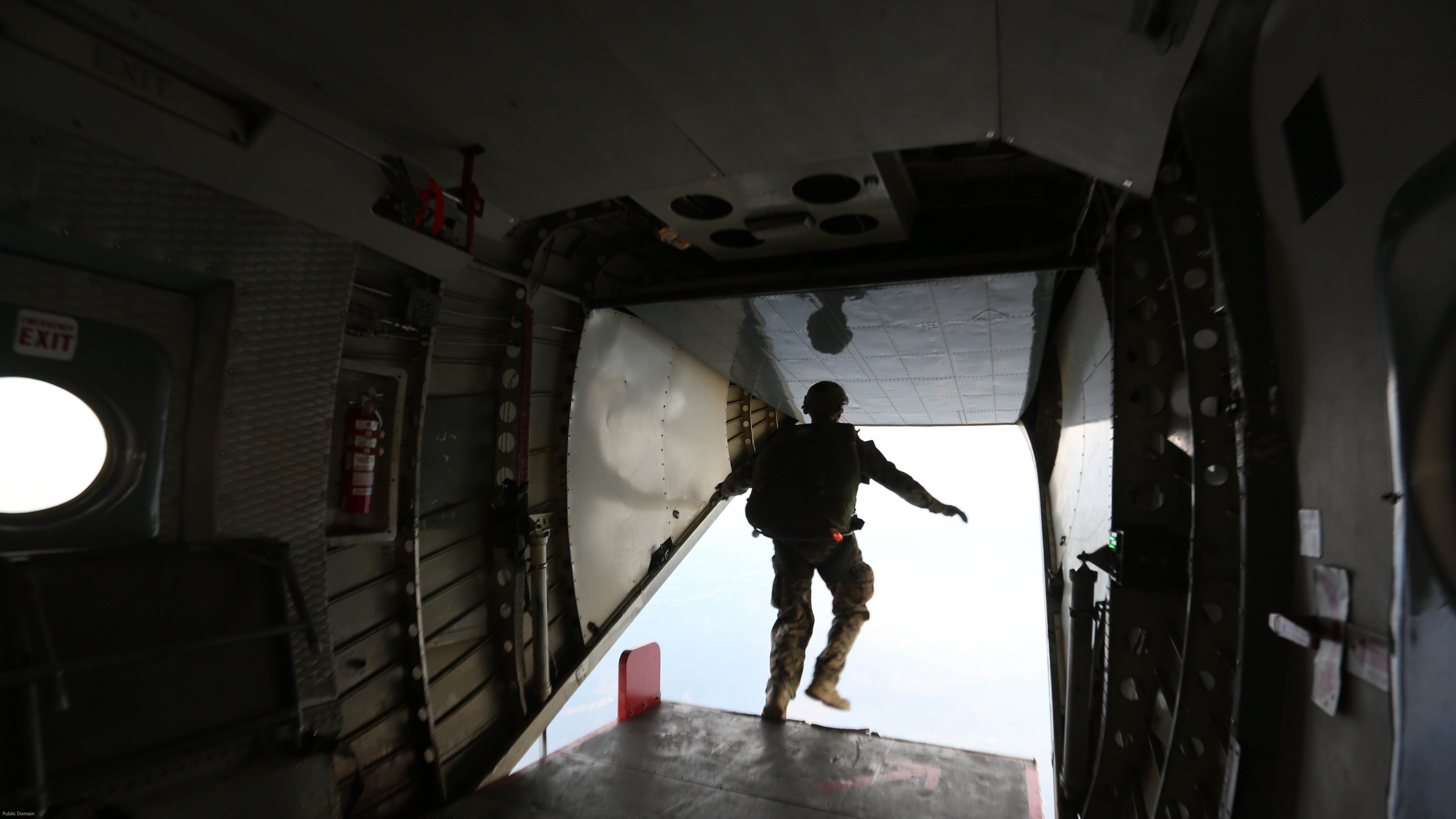 2nd Recon Bn increases their mission readiness with jump training ...