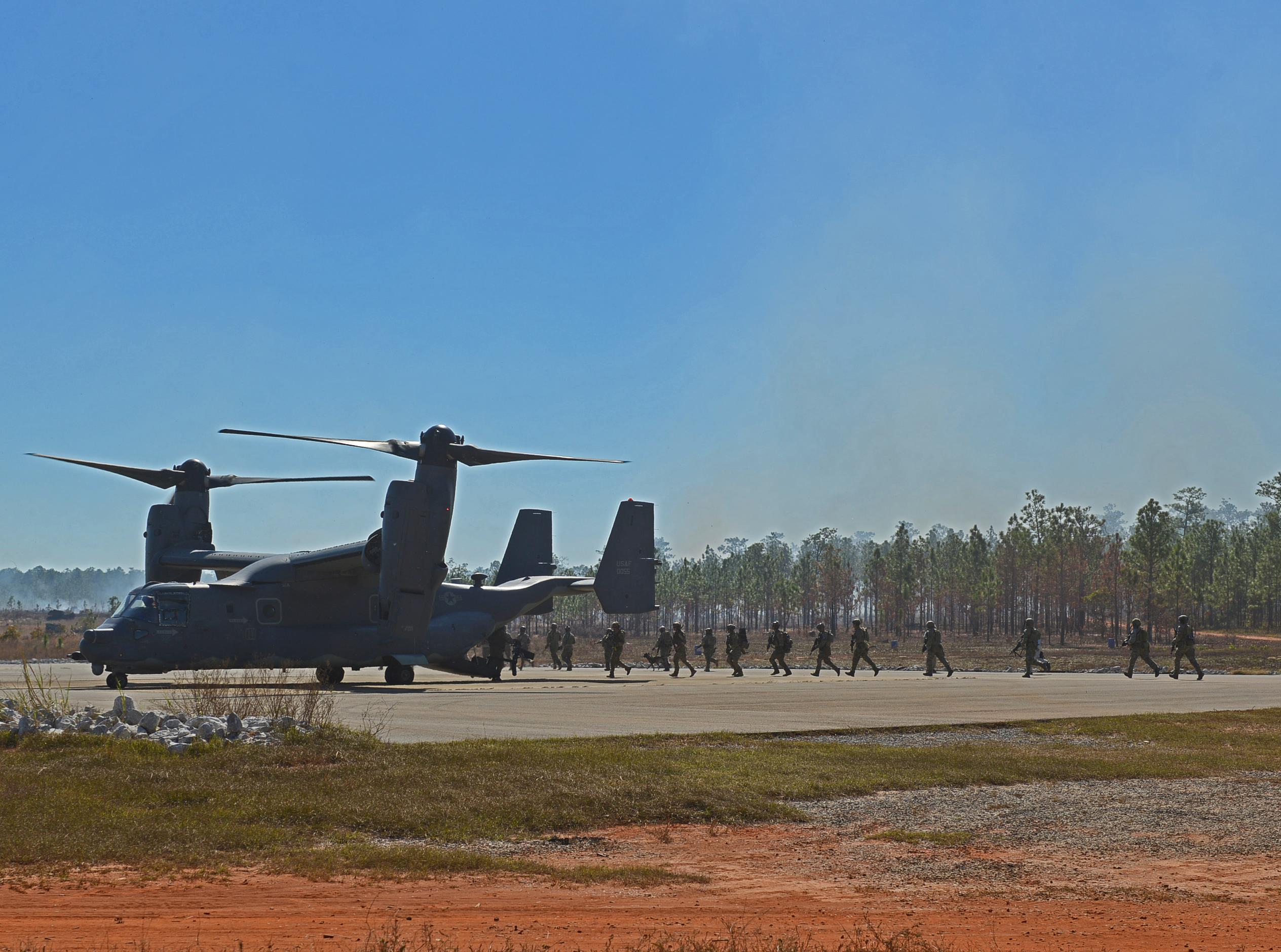 SecDef visits Hurlburt > Air Force Special Operations Command > Article ...