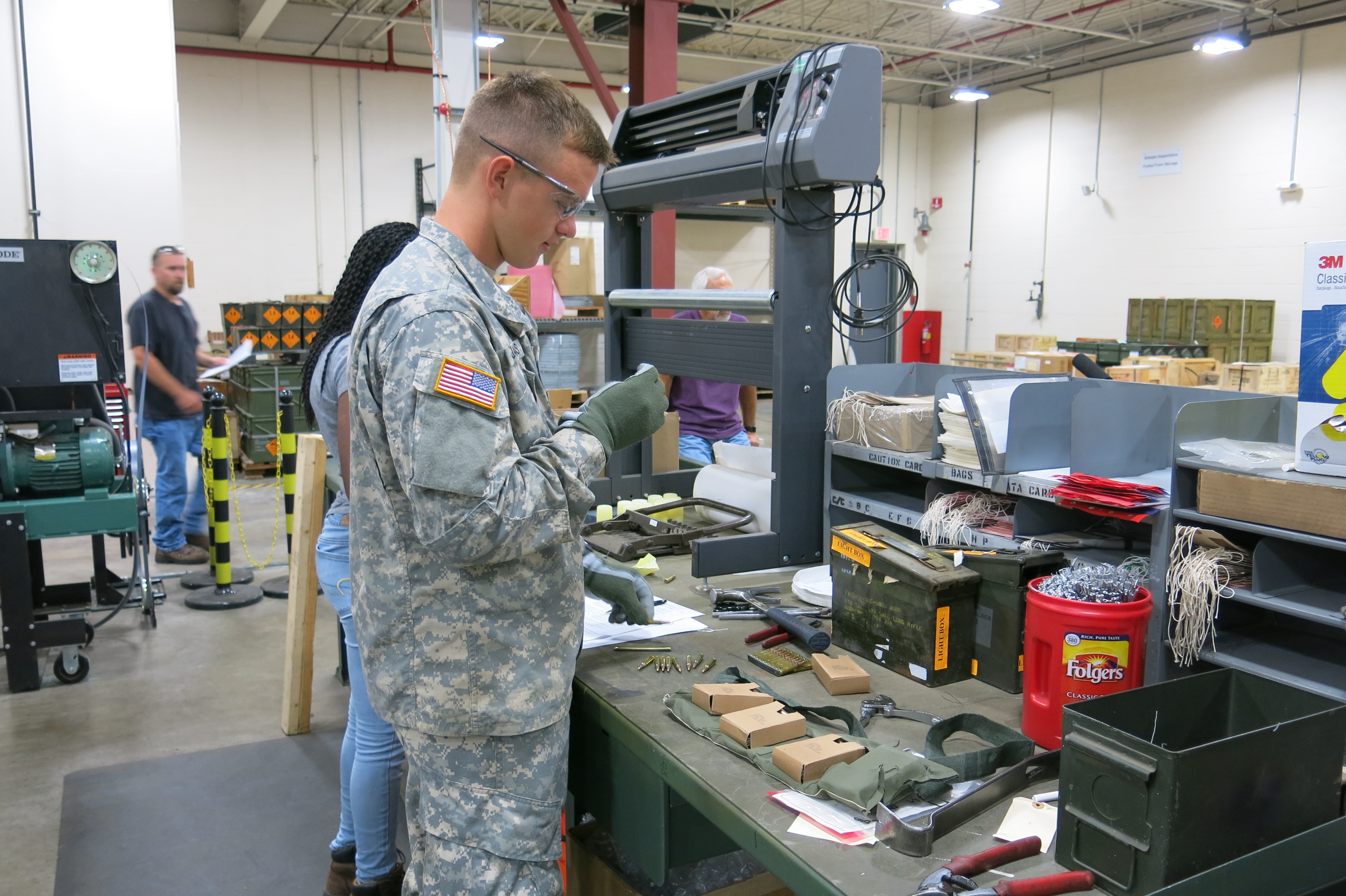 Reserve Soldiers from the 351st and 826th Ordnance Companies work ...