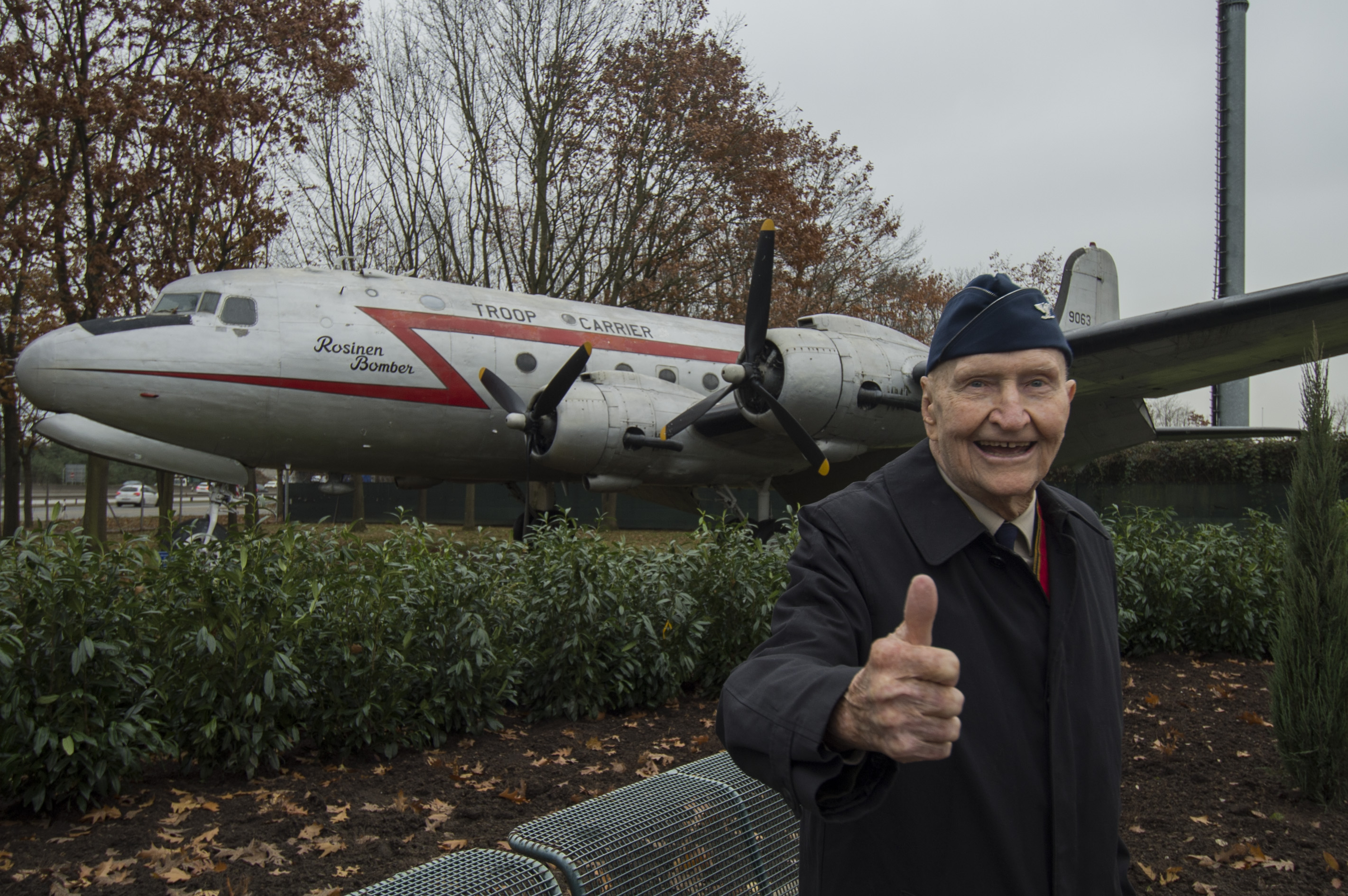 Candy Bomber rededicates Frankfurt’s Berlin Airlift Memorial > Air ...