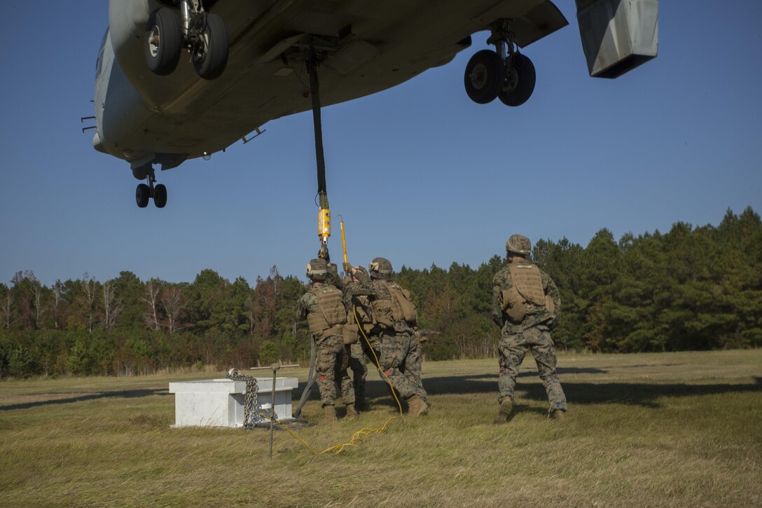 VMM 263 conducts external lift training