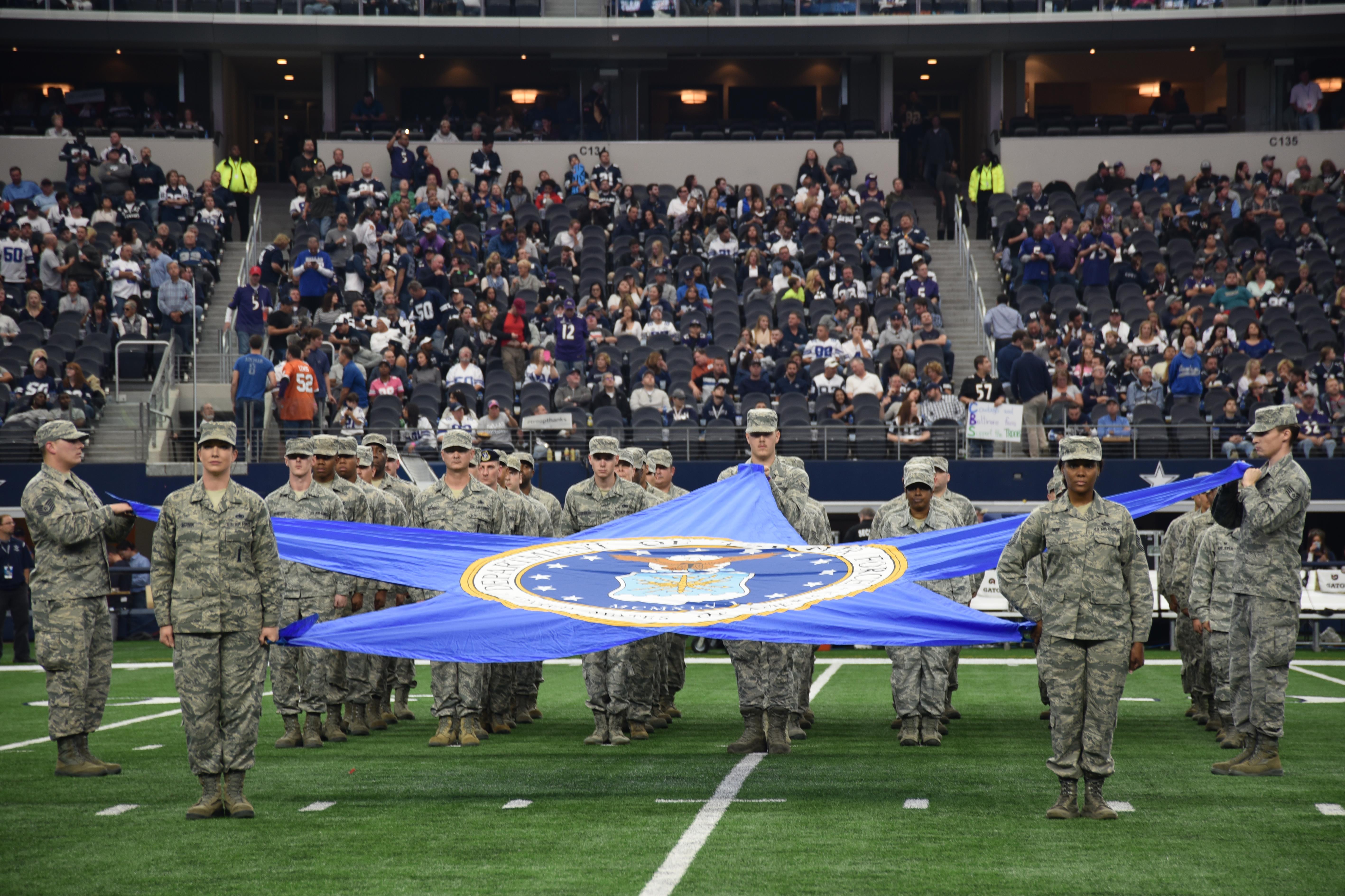 Dallas Cowboys show appreciation to North Texas military