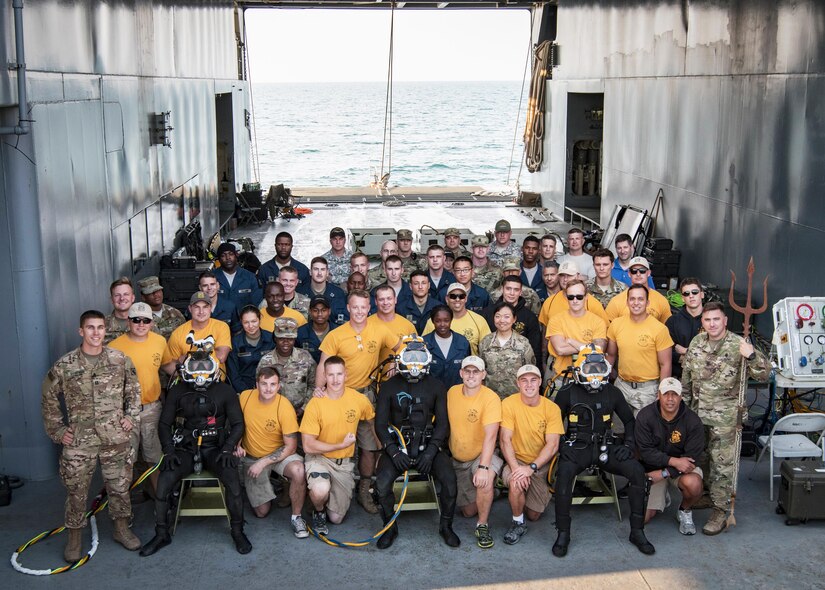 Deployed Army divers plunge into Operation Deep Blue > U.S. Central ...