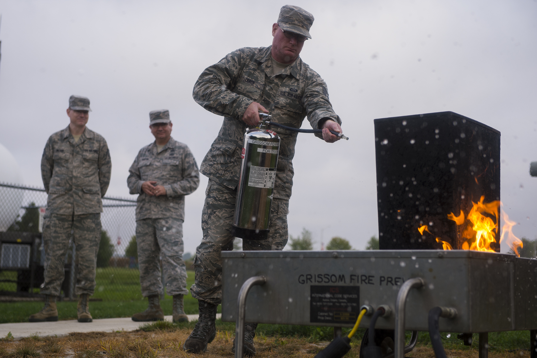 Command Post staff conducts live fire extinguisher training > Grissom ...