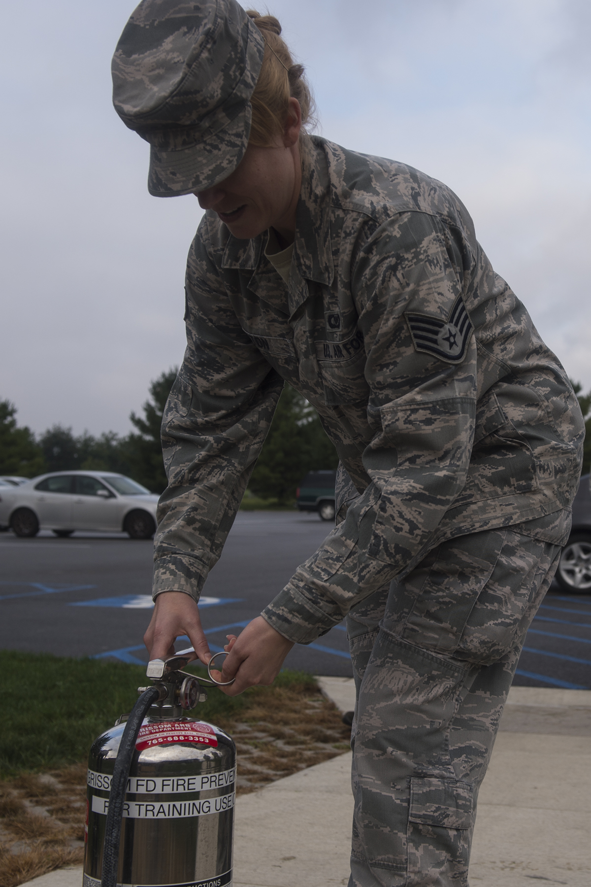 Command Post staff conducts live fire extinguisher training > Grissom ...