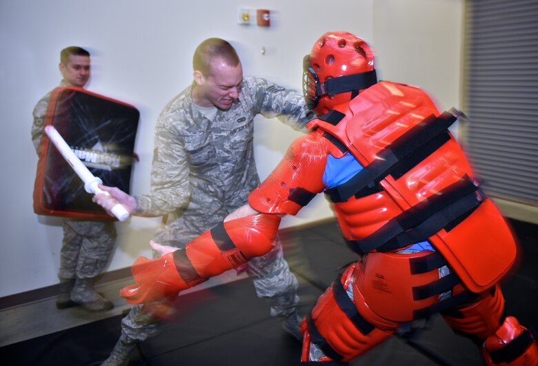 Commander suits up for training > 932nd Airlift Wing > Article Display