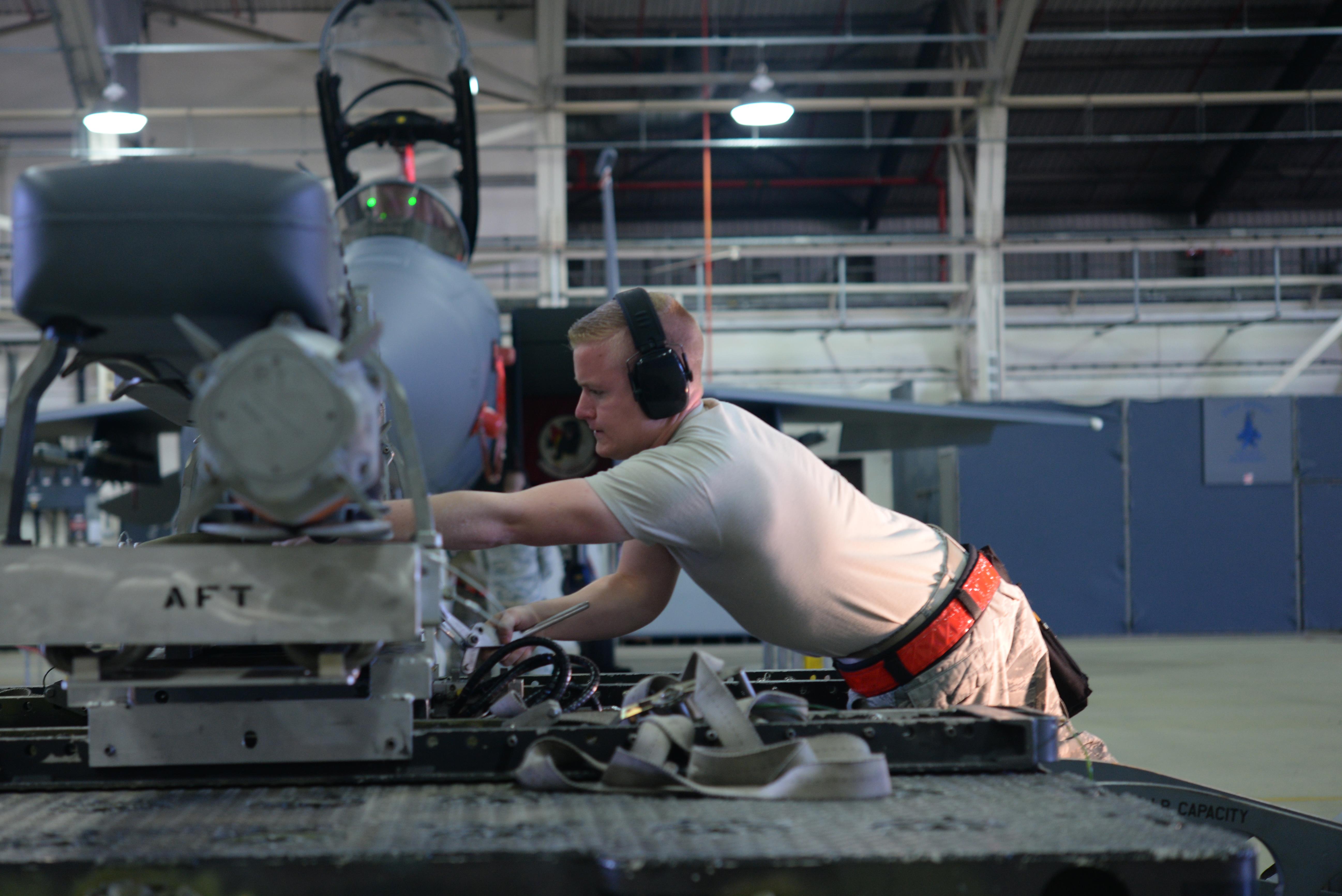 Weapons load crews compete for top title > Royal Air Force Lakenheath ...