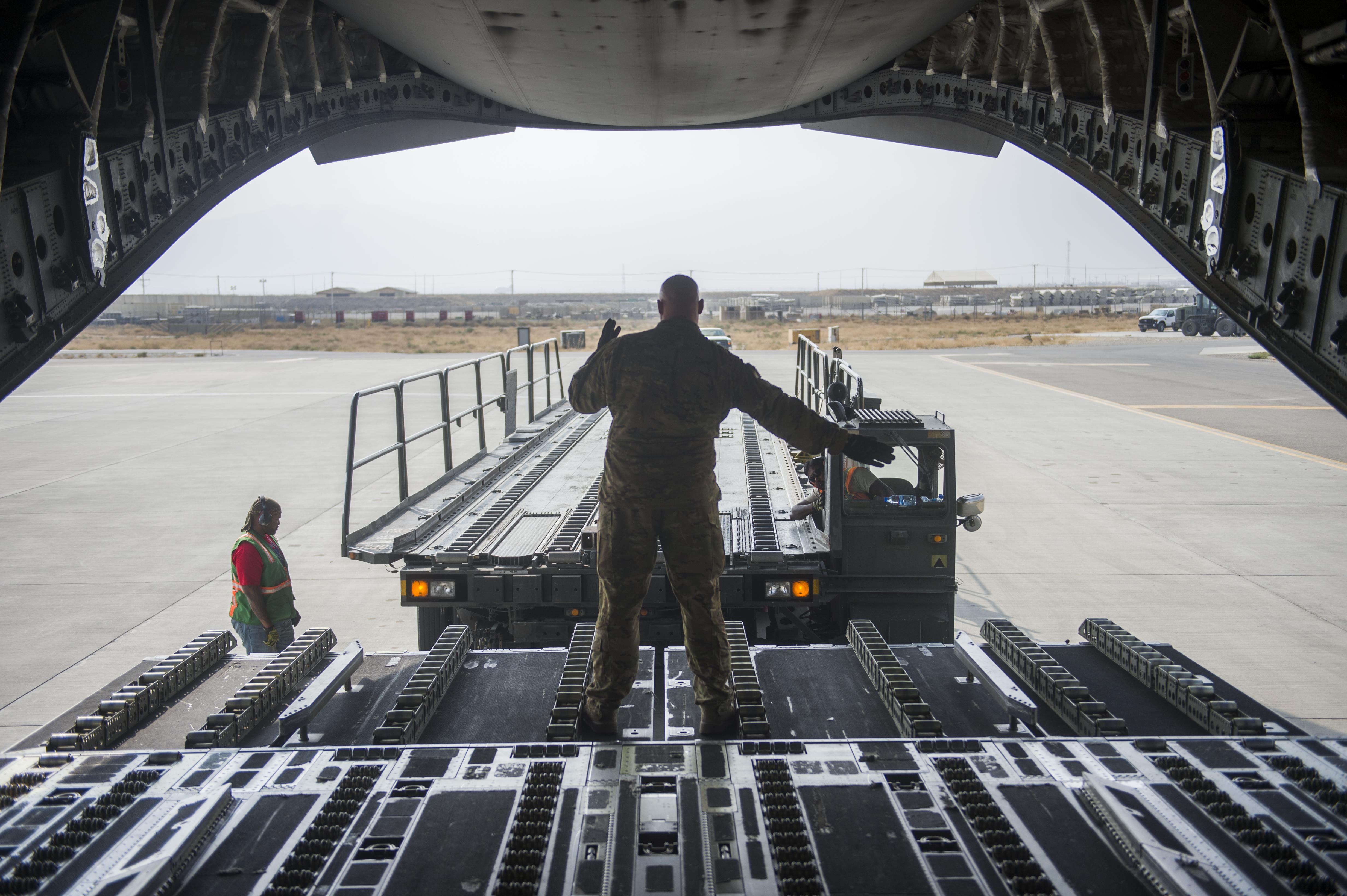 c 17 globemaster loading