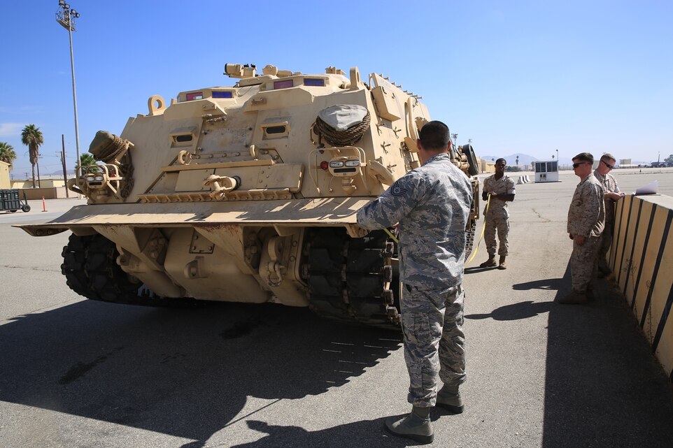 Marines, Airmen transport tank using strategic airlift > 1st Marine ...