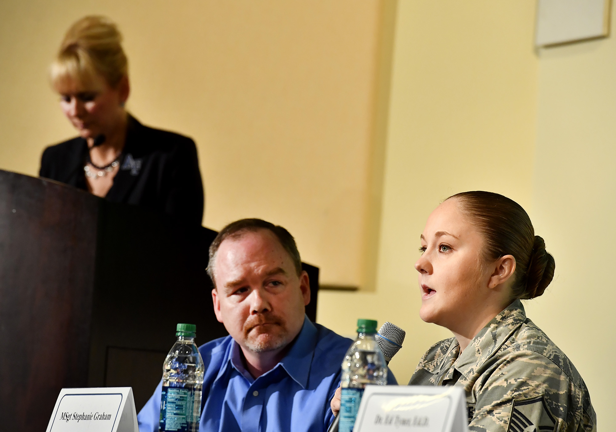 James hosts spouse, family forum > Air University (AU) > Air University ...