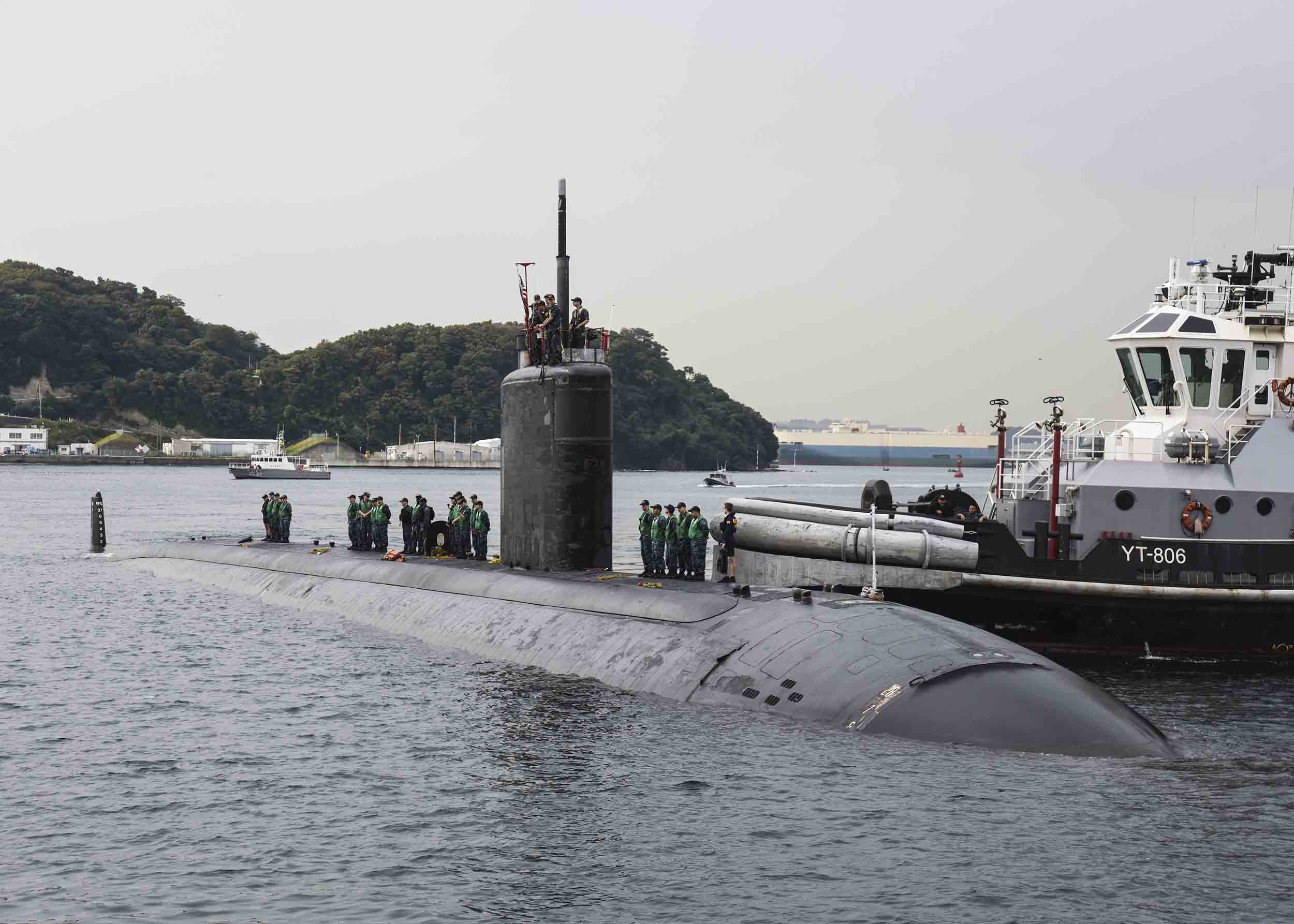 USS Columbia (SSN 771) prepares to moor at Fleet Activities Yokosuka
