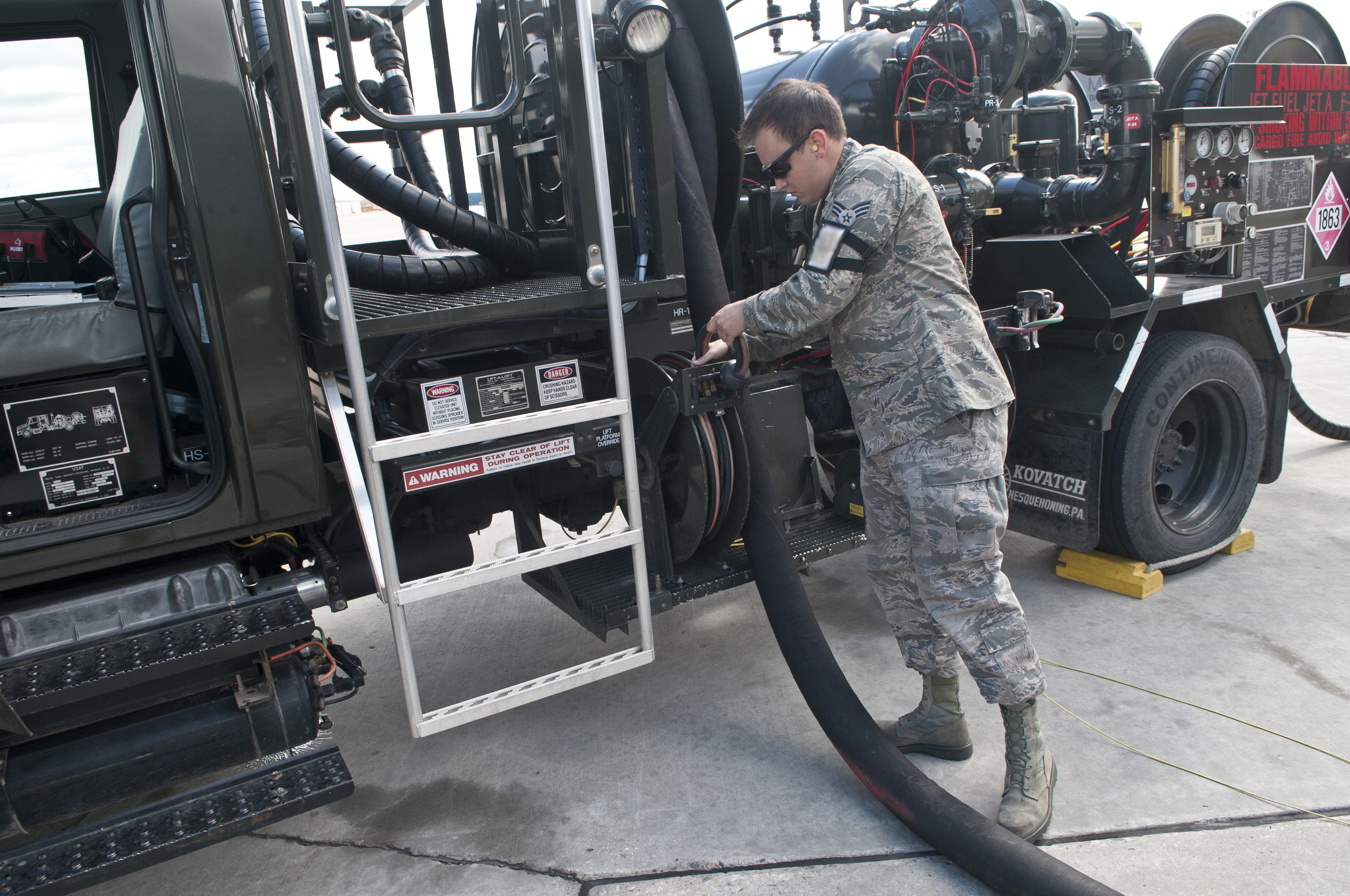 Team Minot members showcase aircraft refueling process > Minot Air ...