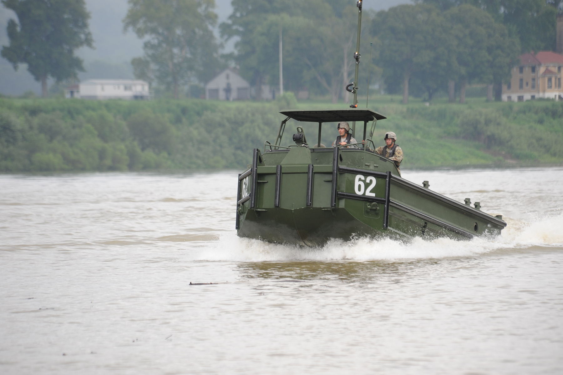 Kentucky Army Guard bridging unit tests Army's new Bridge Erection Boat ...