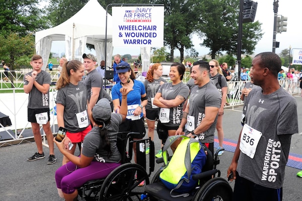 Navy Half Attracts Runners, Patriotism to DC Area > United States Navy ...