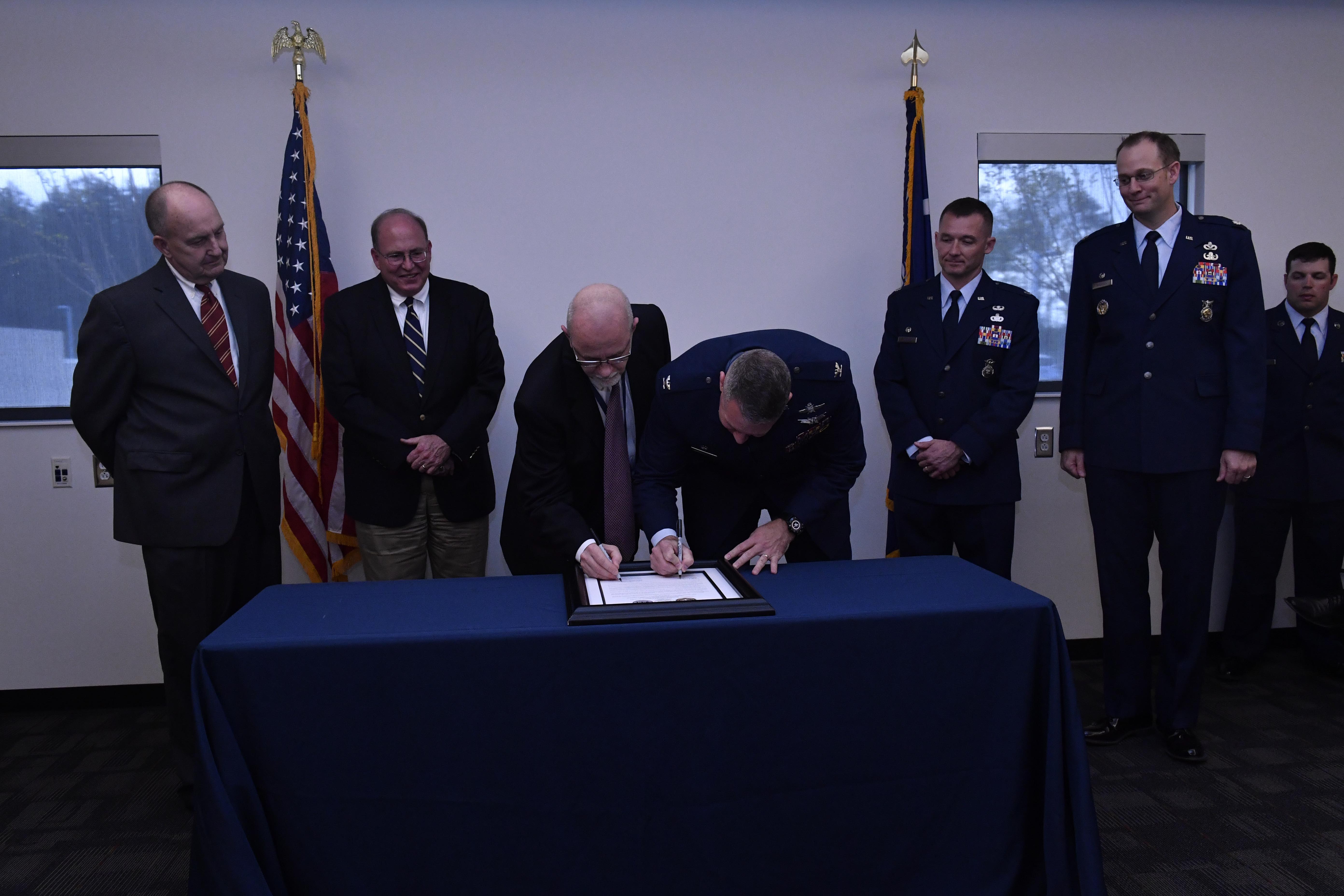 250th Air Force Community Partnership signed > Air Force > Article Display