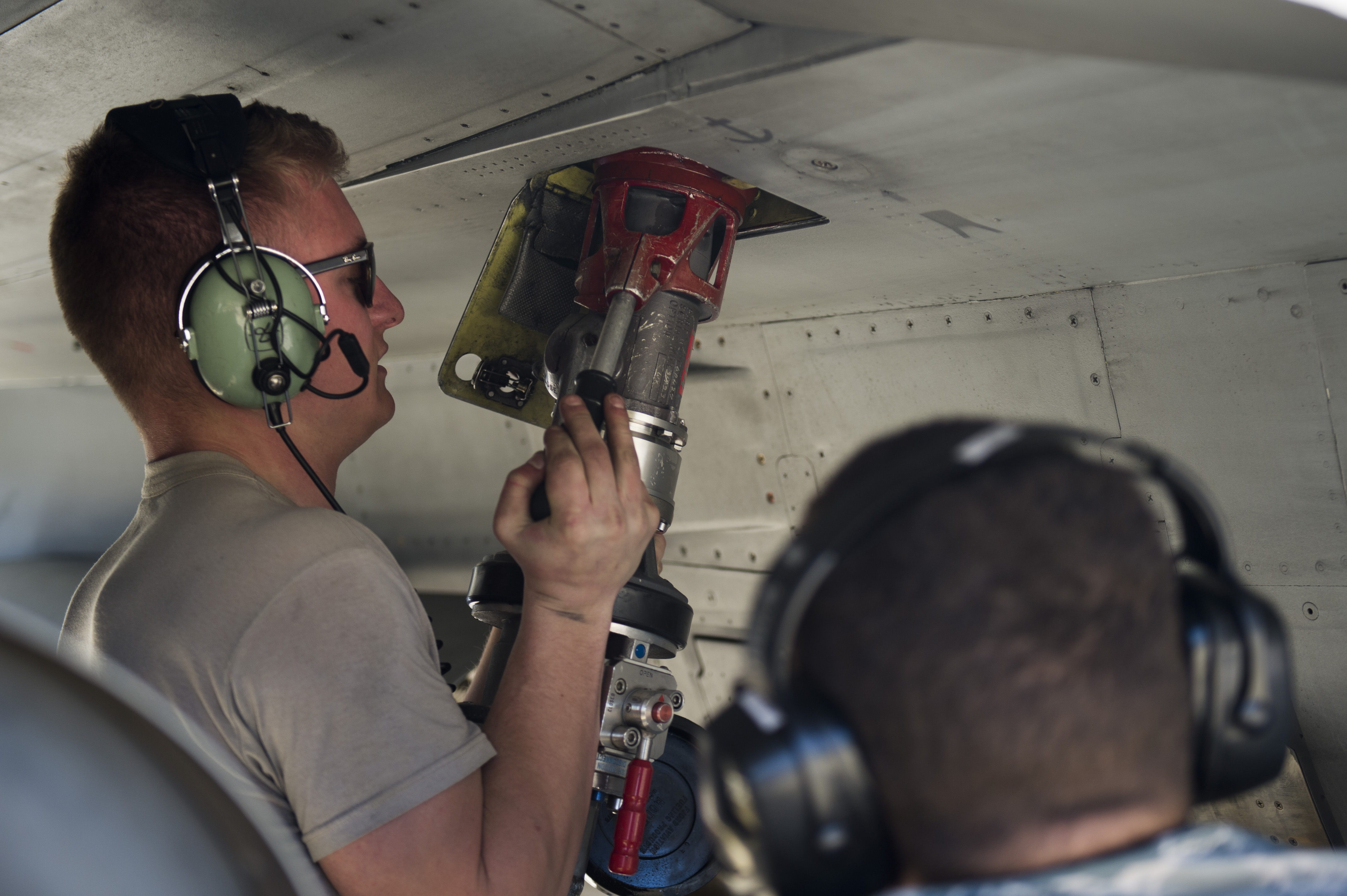Comin’ in hot: F-16 Fighting Falcons receive “hot pit” refueling > U.S ...
