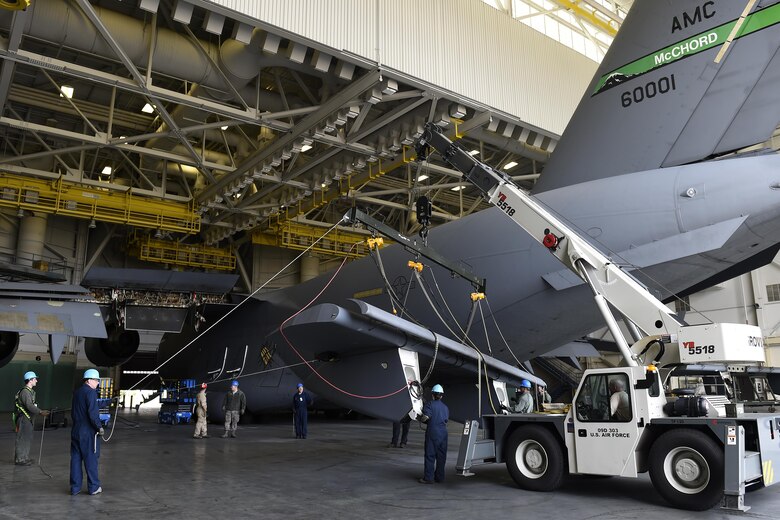 62nd MXG maintainers perform C-17 flap change > Team McChord > Article ...