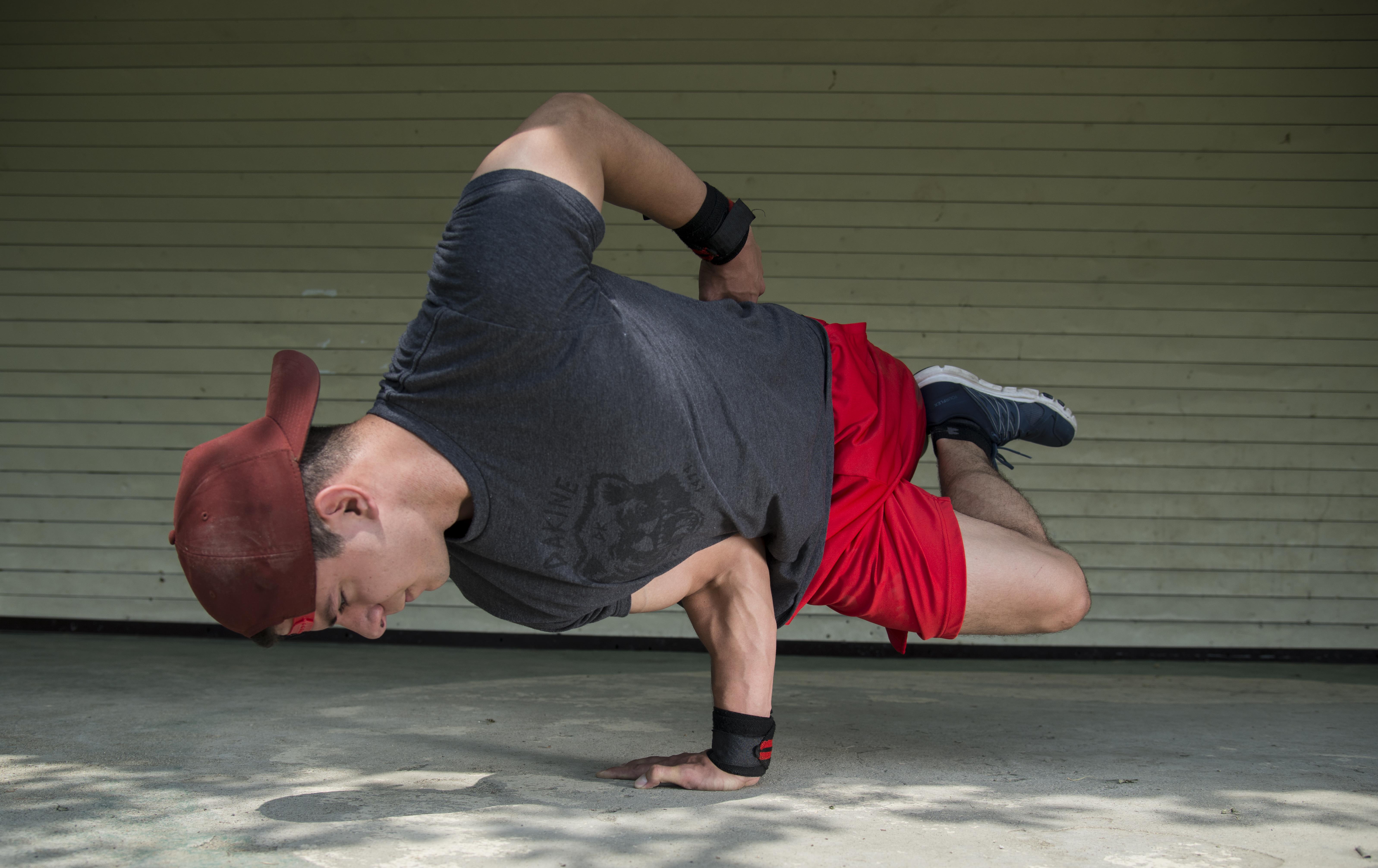 One-handed plank